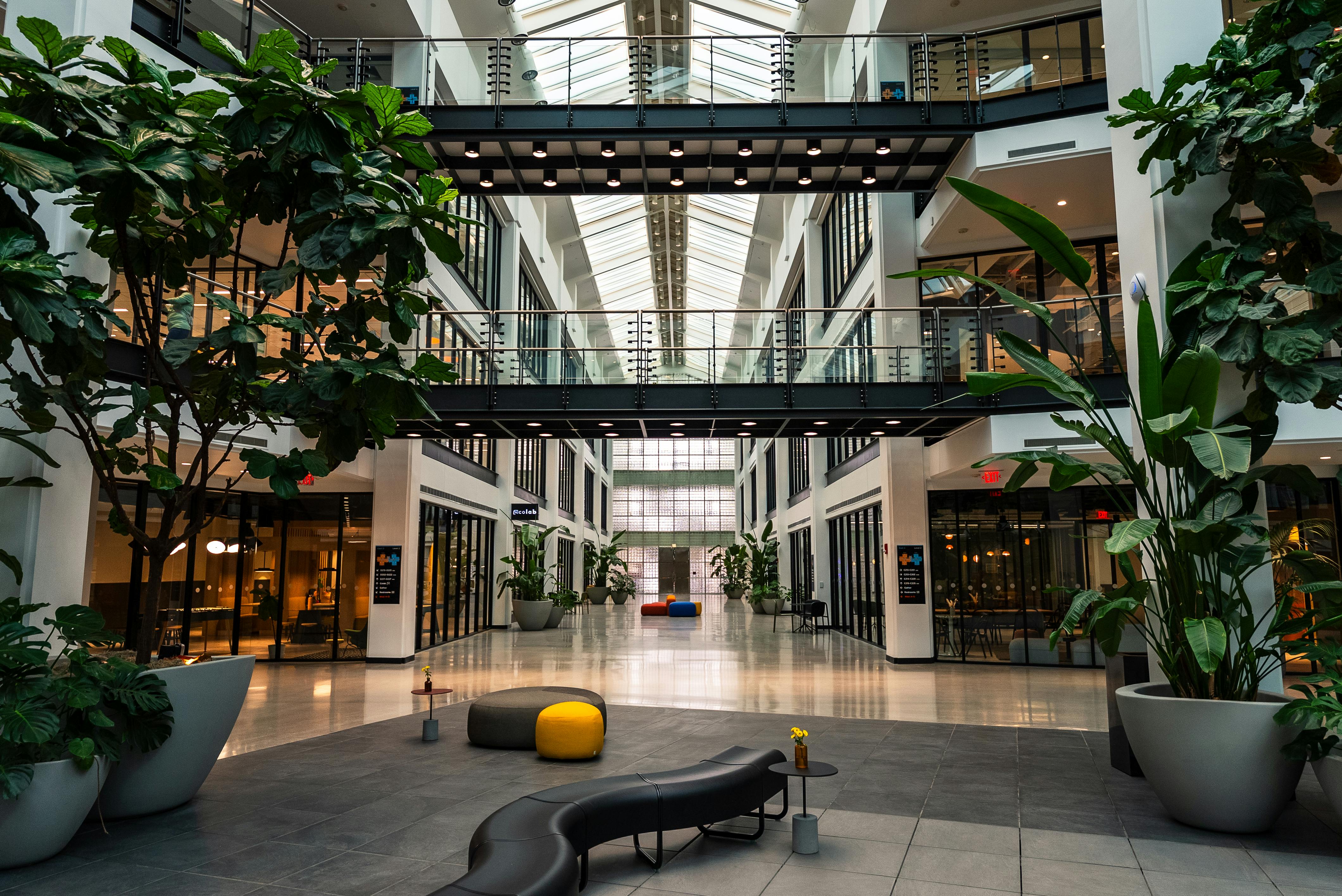 Atrium De Bureaux Moderne Avec Verdure · Photo gratuite