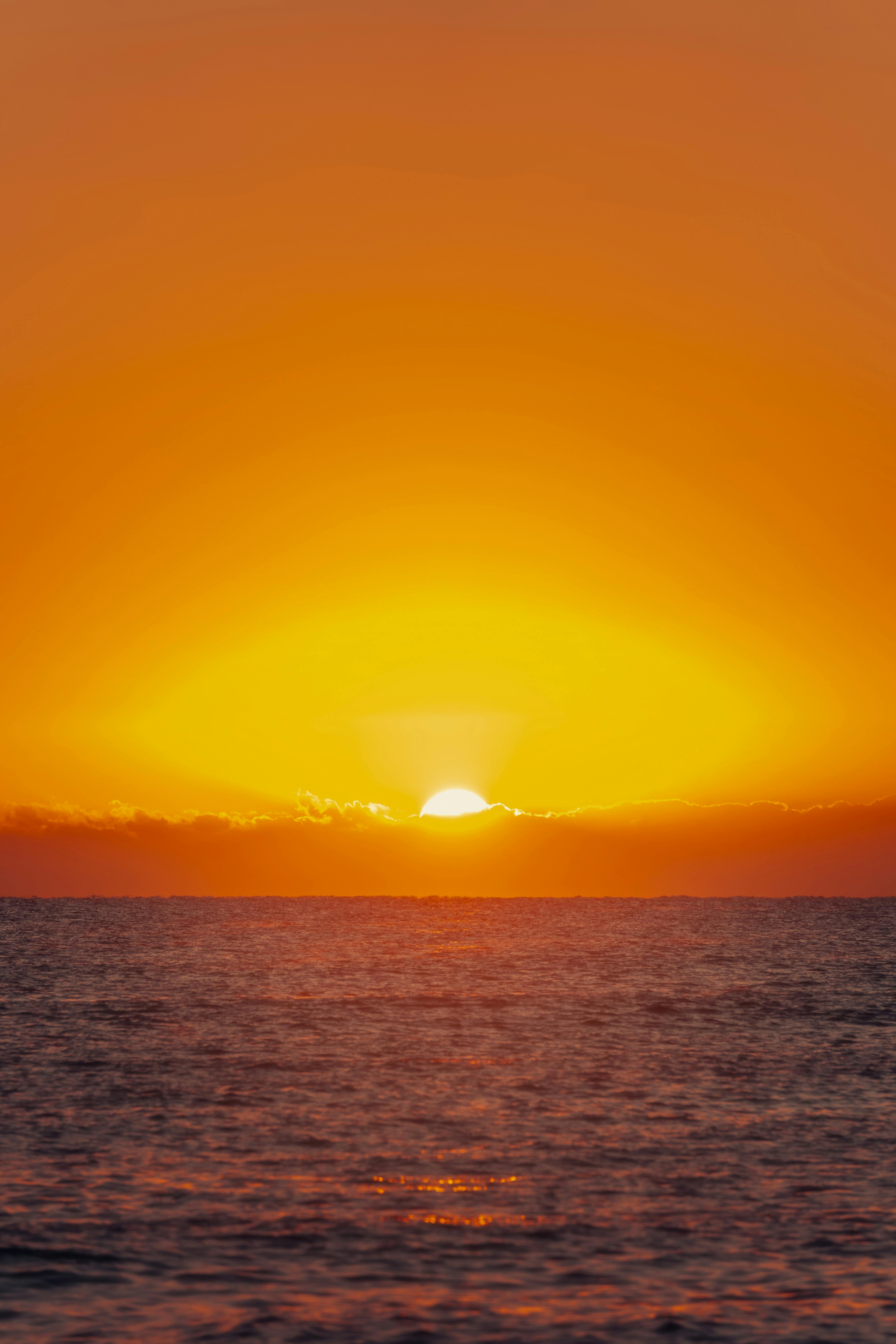 Vibrante Puesta De Sol En Akumal Sobre Las Olas Del Océano · Foto de ...