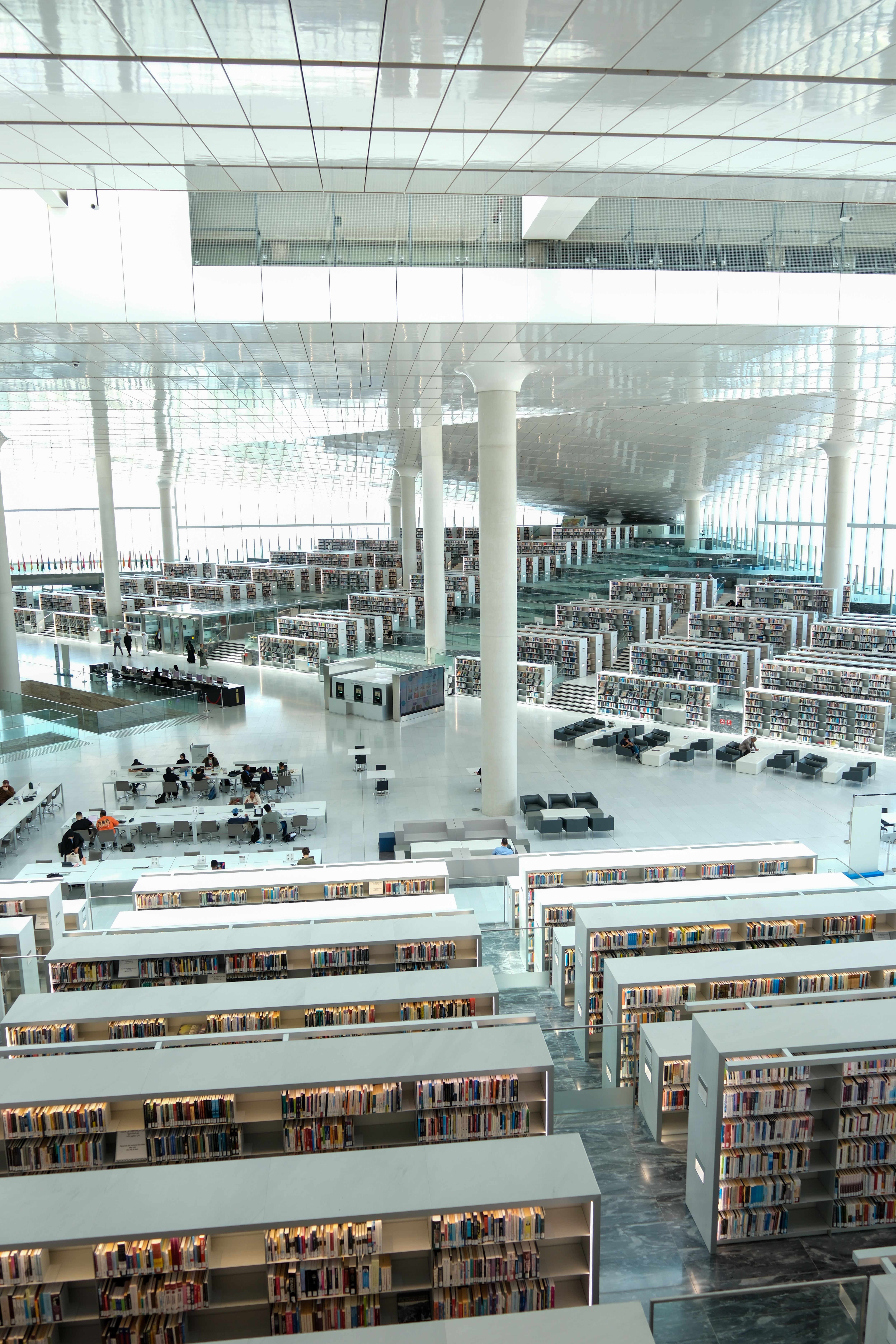 Modern Library Interior with Bookshelves and Seating · Free Stock Photo