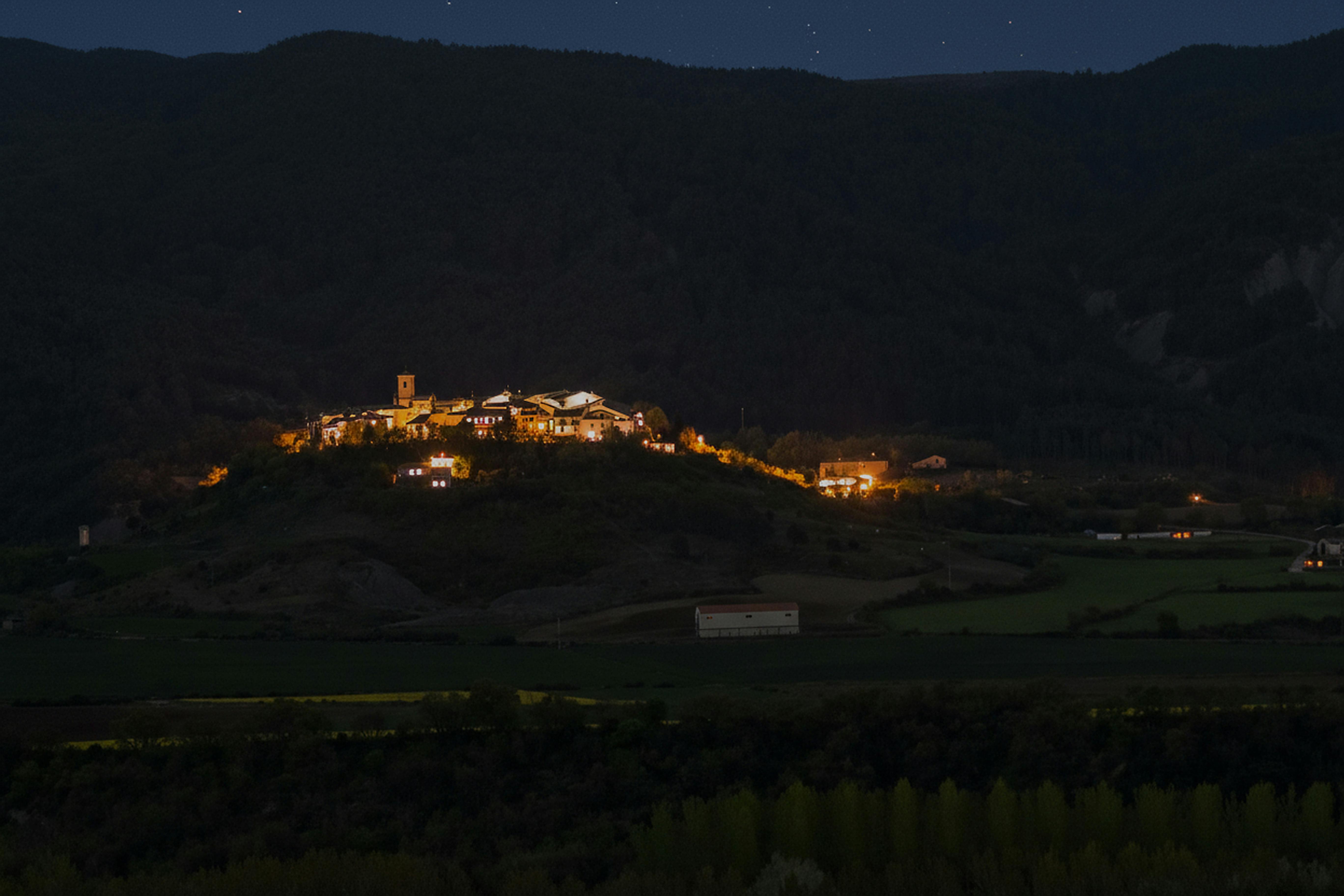 Paisaje Pintoresco De Un Pueblo De Montaña Por La Noche · Foto de stock ...