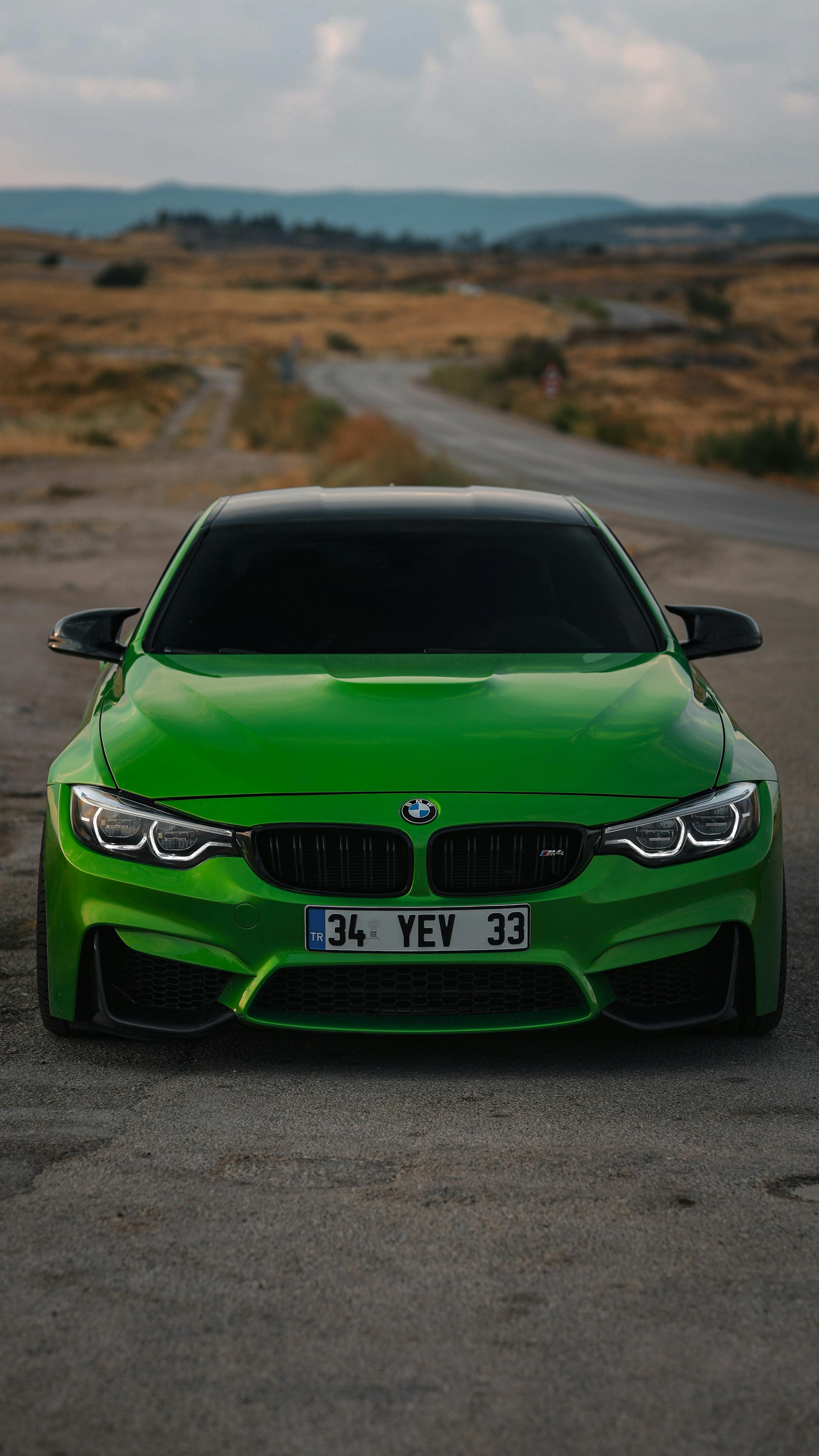 Voiture De Sport Vert Vif Sur Une Route De Campagne · Photo gratuite