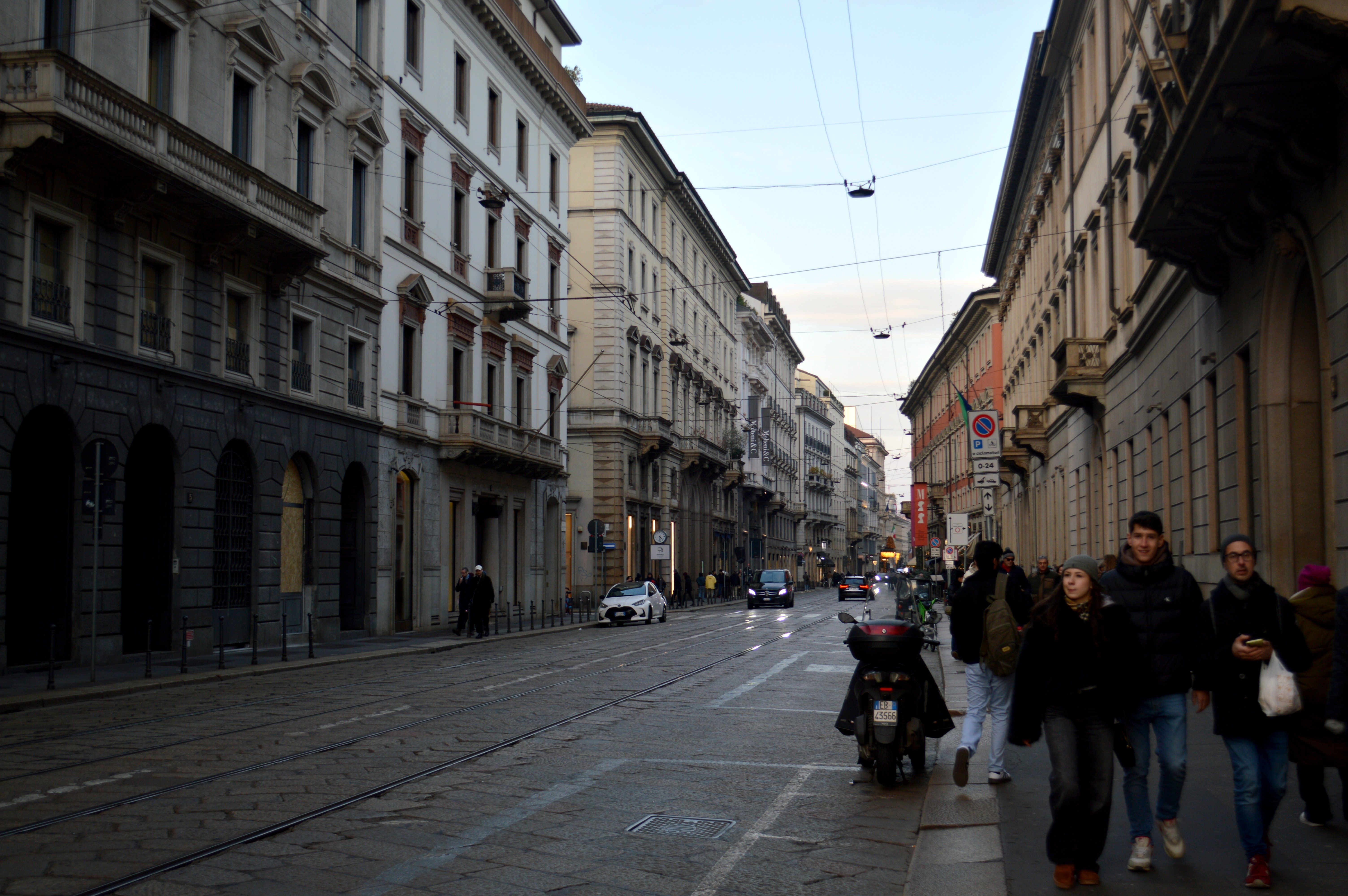 Busy Milan Street with Historic Architecture · Free Stock Photo