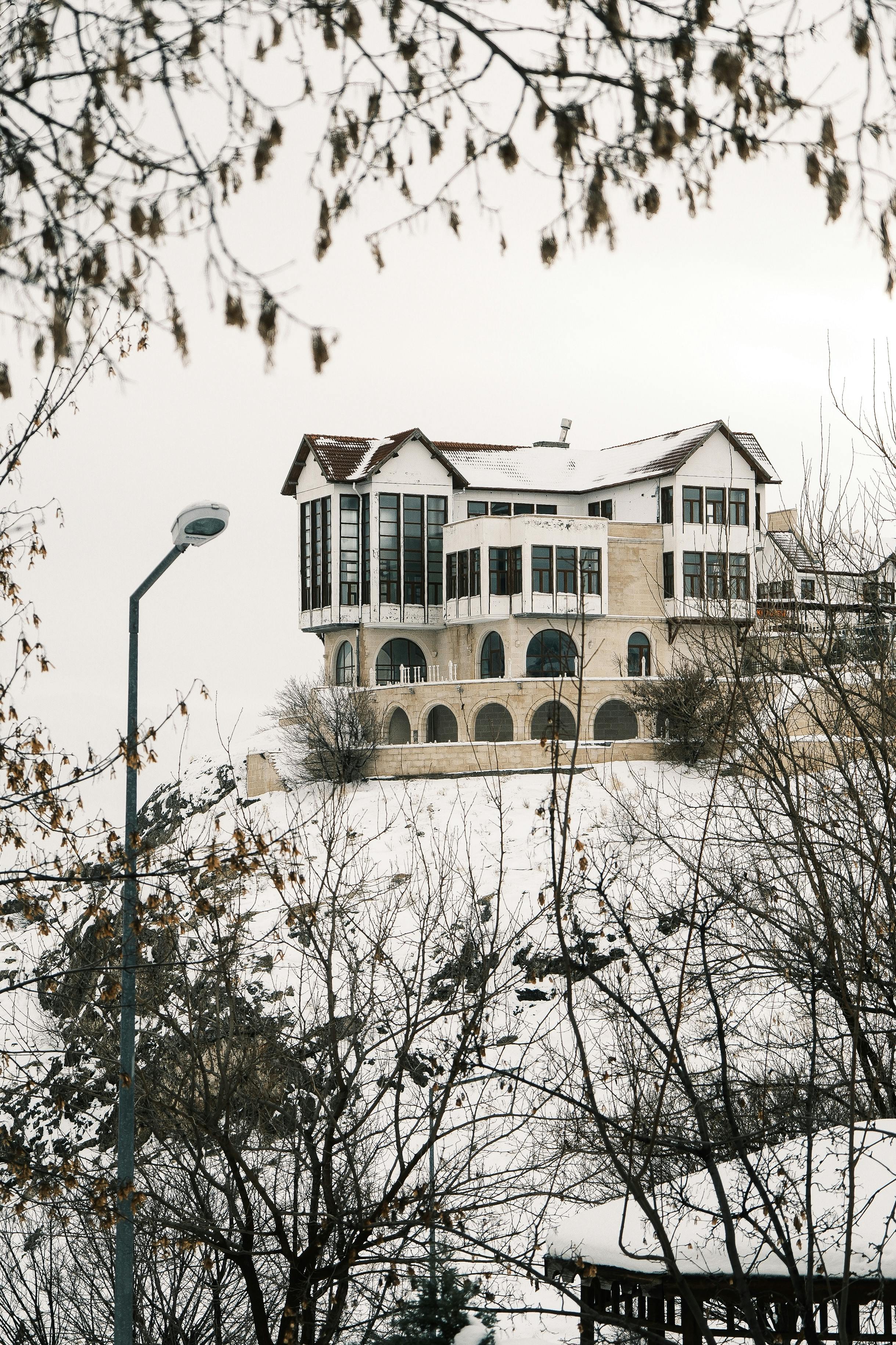 Paisaje Nevado Con Elegante Mansión En La Ladera · Foto de stock gratuita