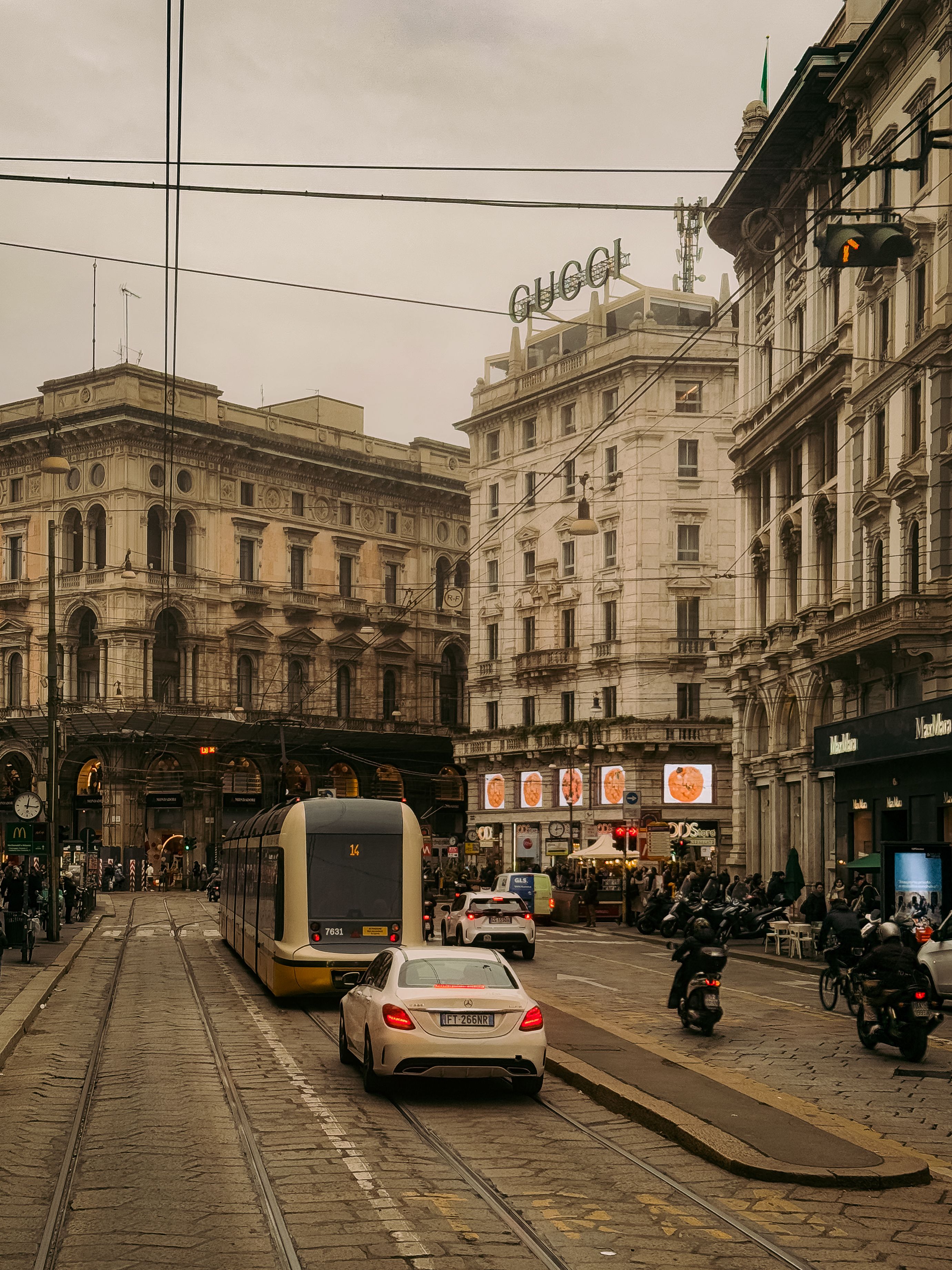 Bustling Street Scene in Milan with Iconic Architecture · Free Stock Photo