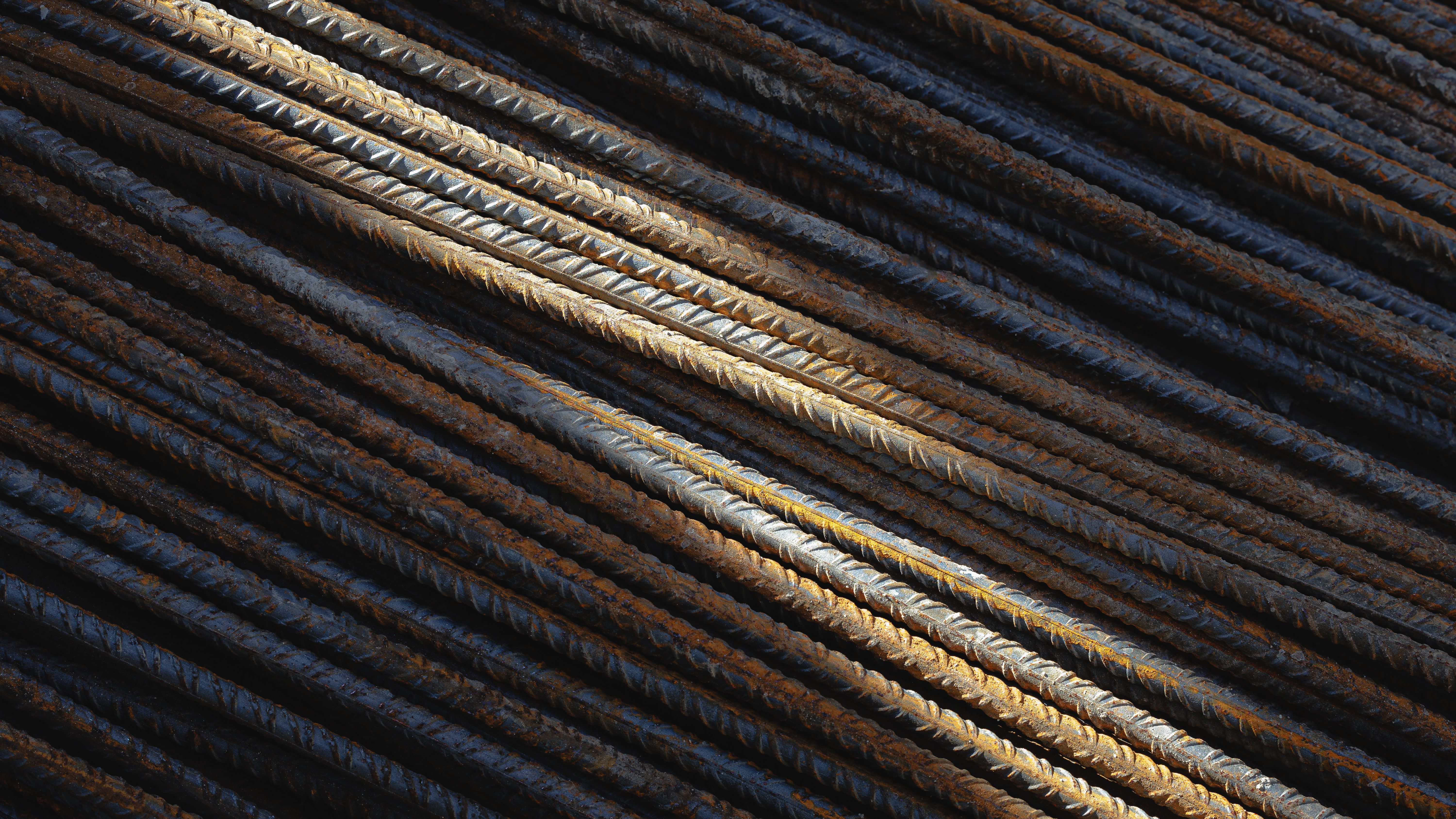Close-Up of Stacked Steel Rebars in Sunlight · Free Stock Photo