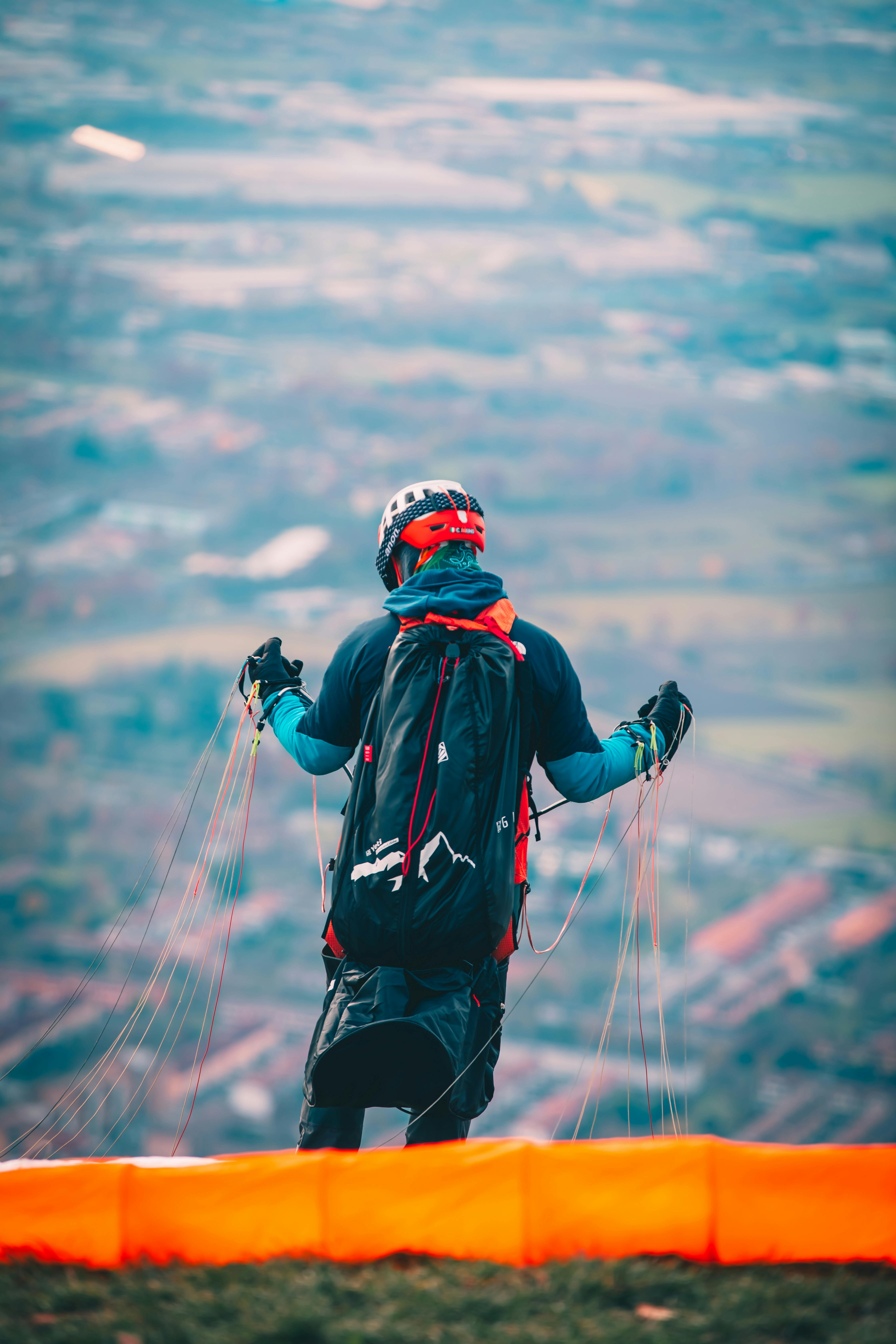 Parapente Preparándose Para Volar En La Ladera · Foto de stock gratuita