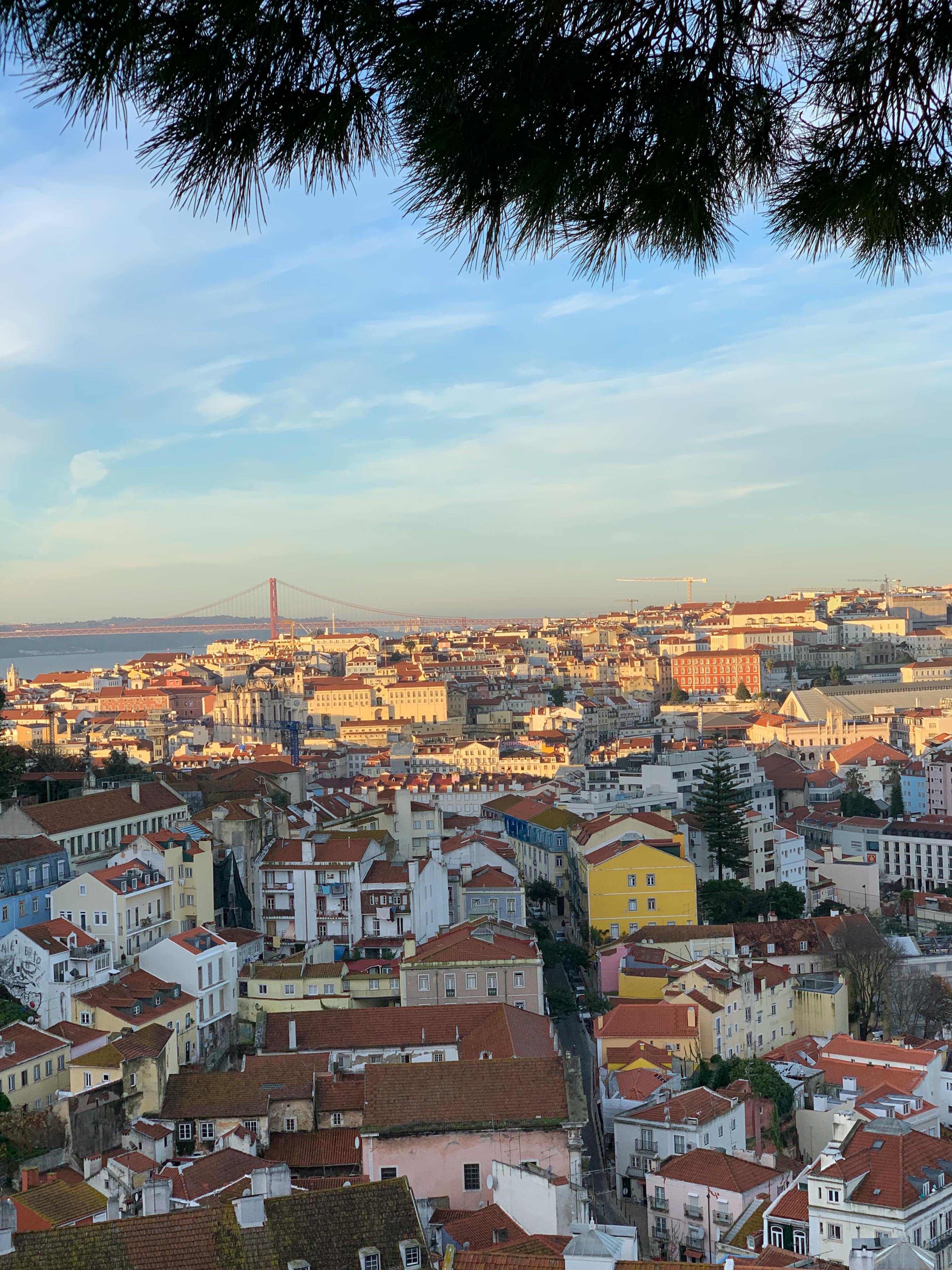 Vista Aérea De Lisboa Con El Puente Al Fondo · Foto de stock gratuita