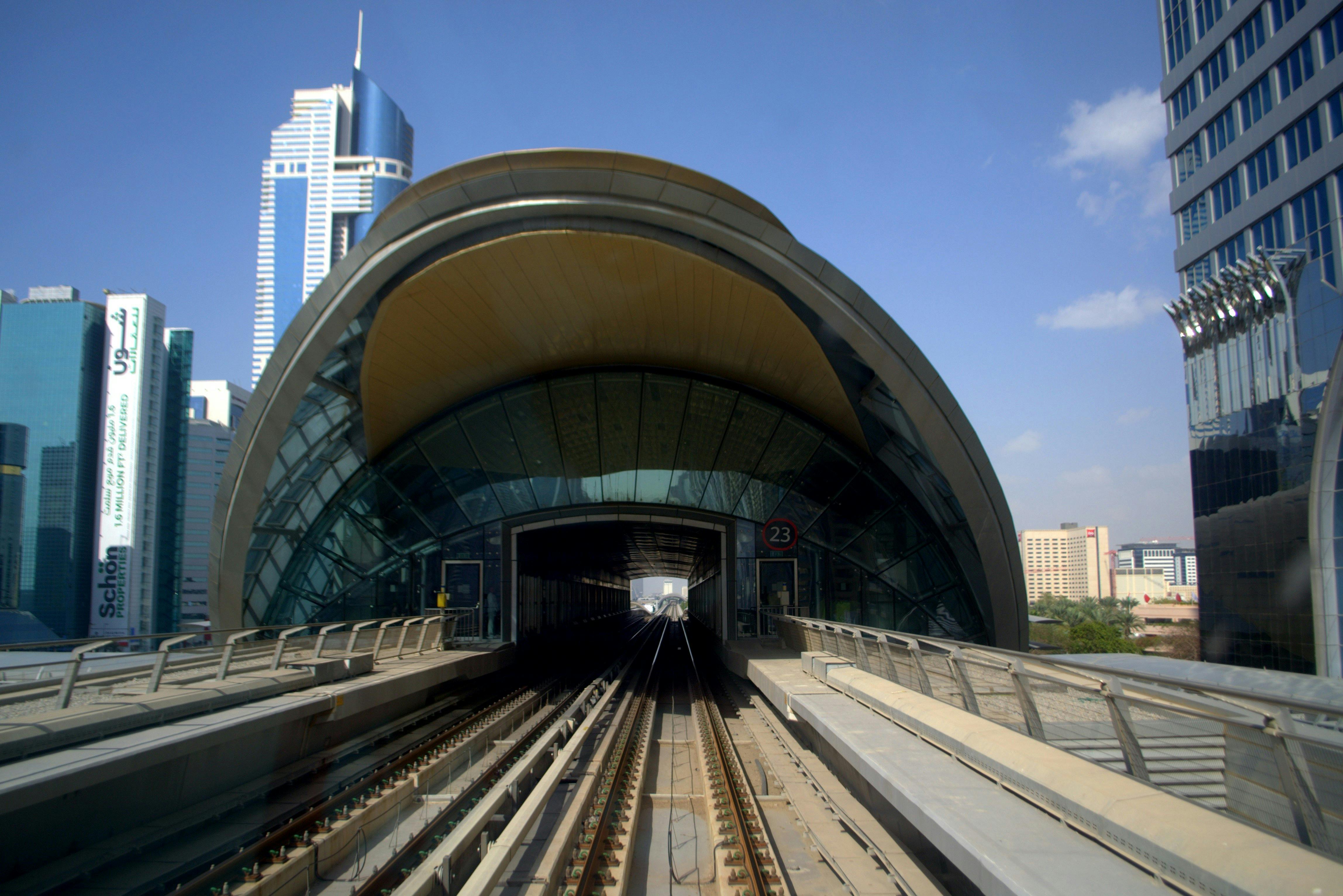 Moderna Estación De Metro De Dubái Con Vistas Al Horizonte · Foto de ...