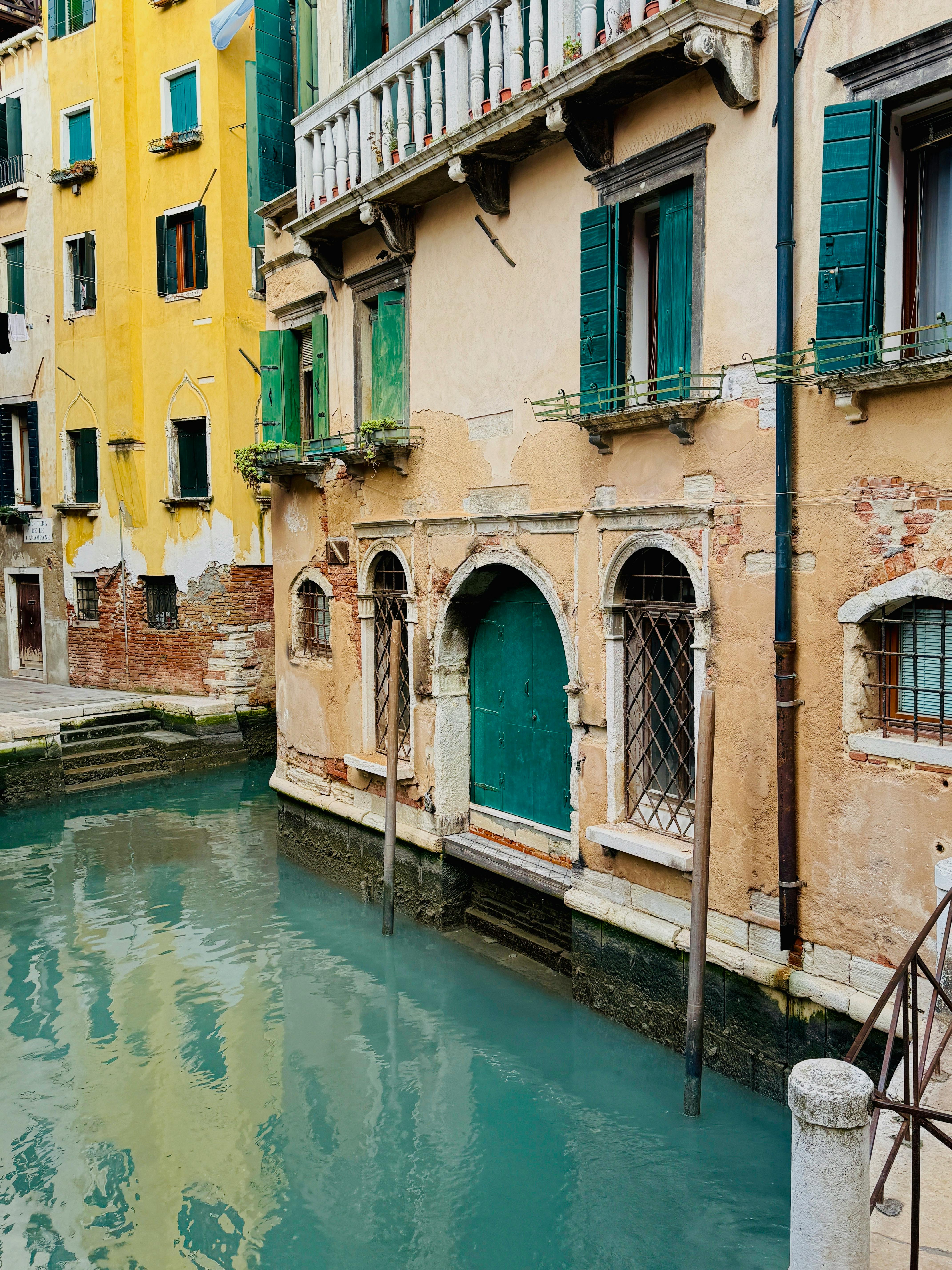 Charming Venetian Canal with Historic Buildings · Free Stock Photo