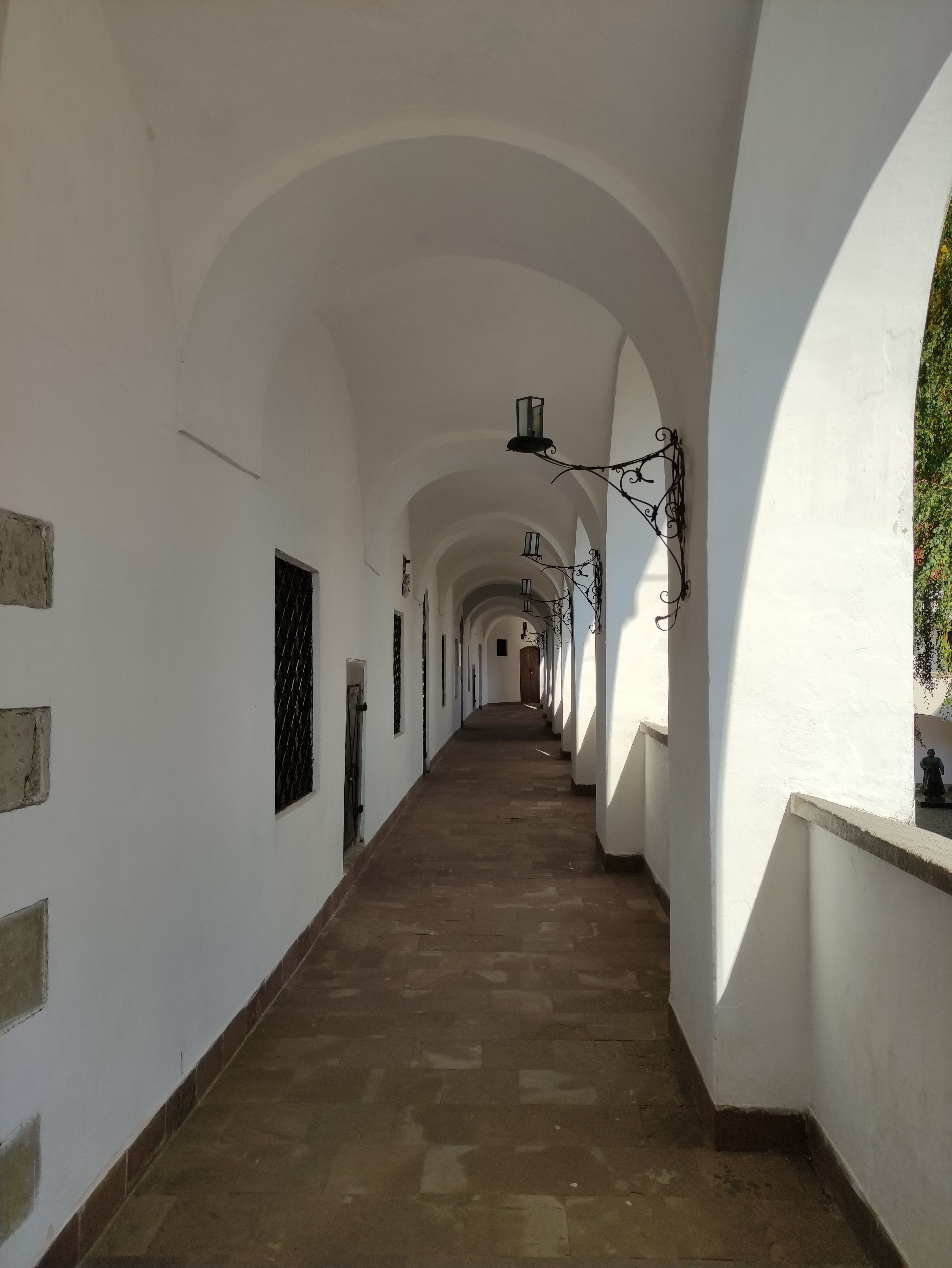 Elegant Architectural White Corridor with Archways · Free Stock Photo