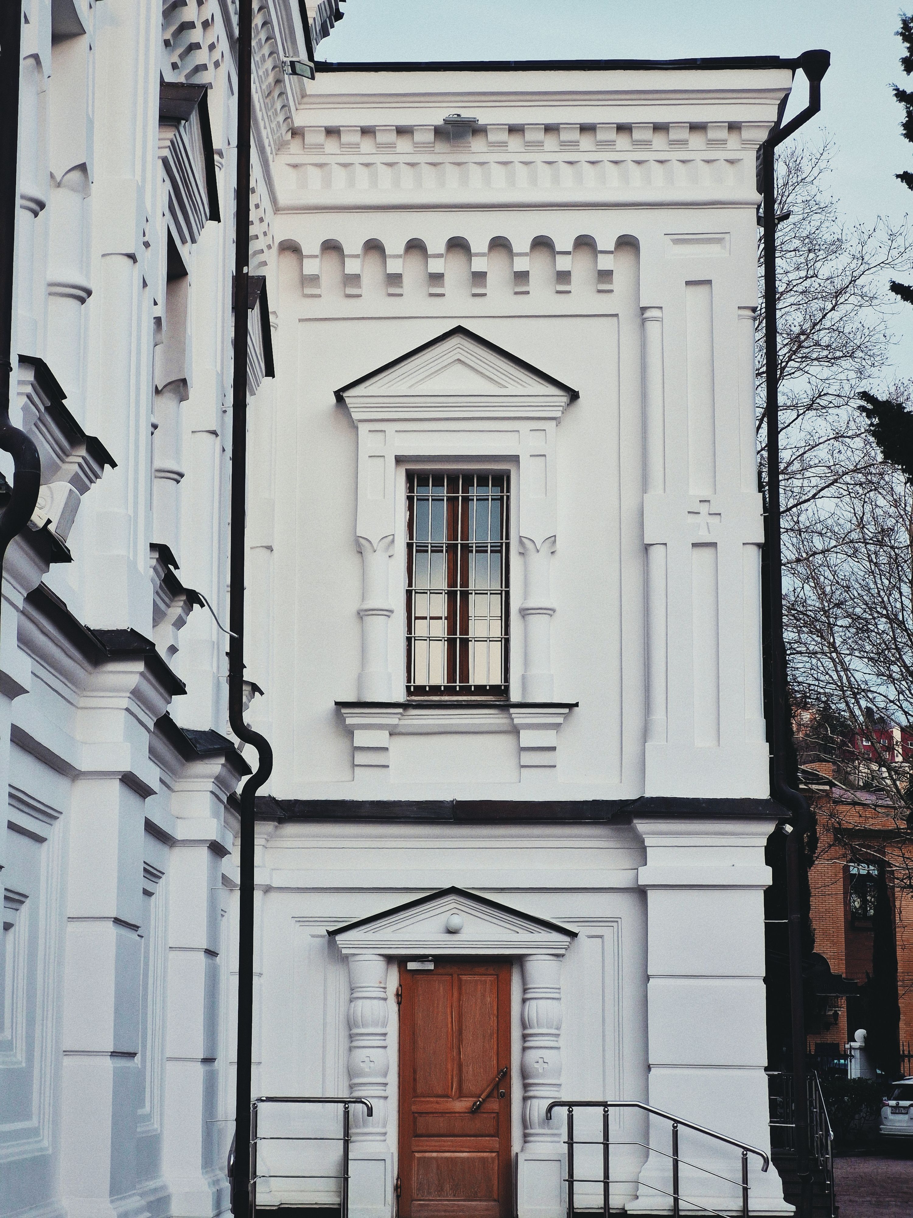 Elegant White Classical Building Facade · Free Stock Photo