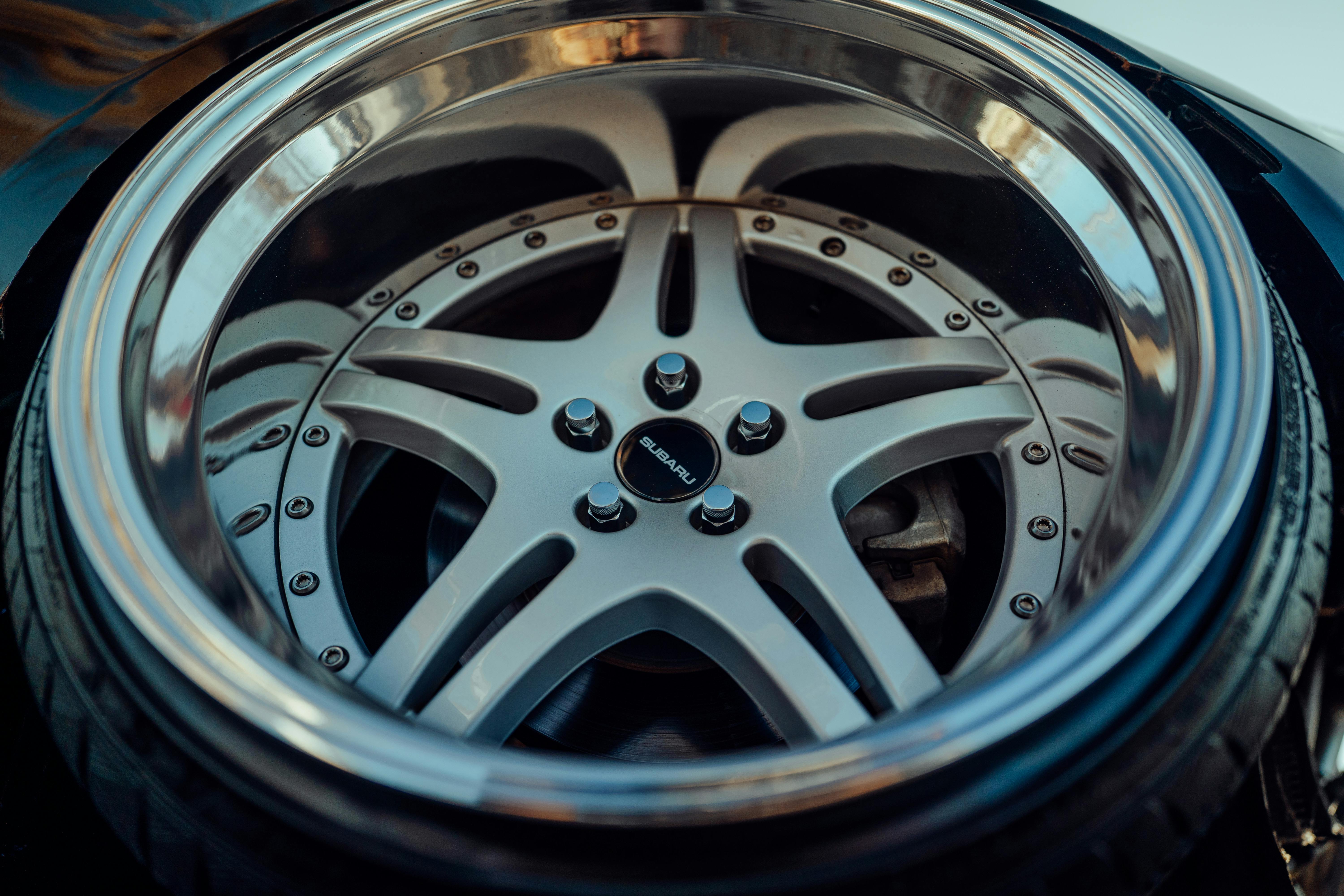 Close-Up of Stylish Alloy Wheel Rim · Free Stock Photo