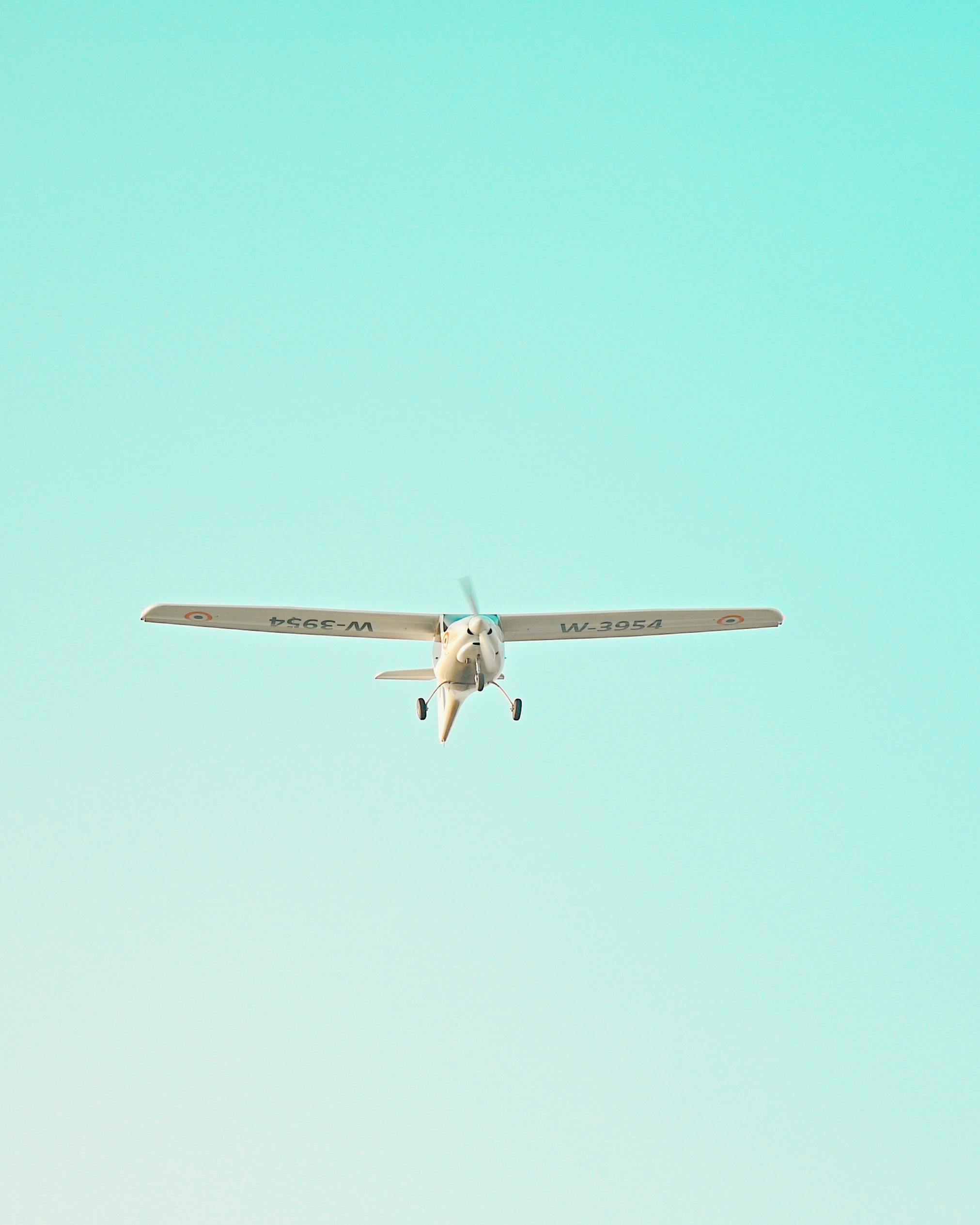 Avión Privado En Un Cielo Azul Claro Sobre La India · Foto de stock ...