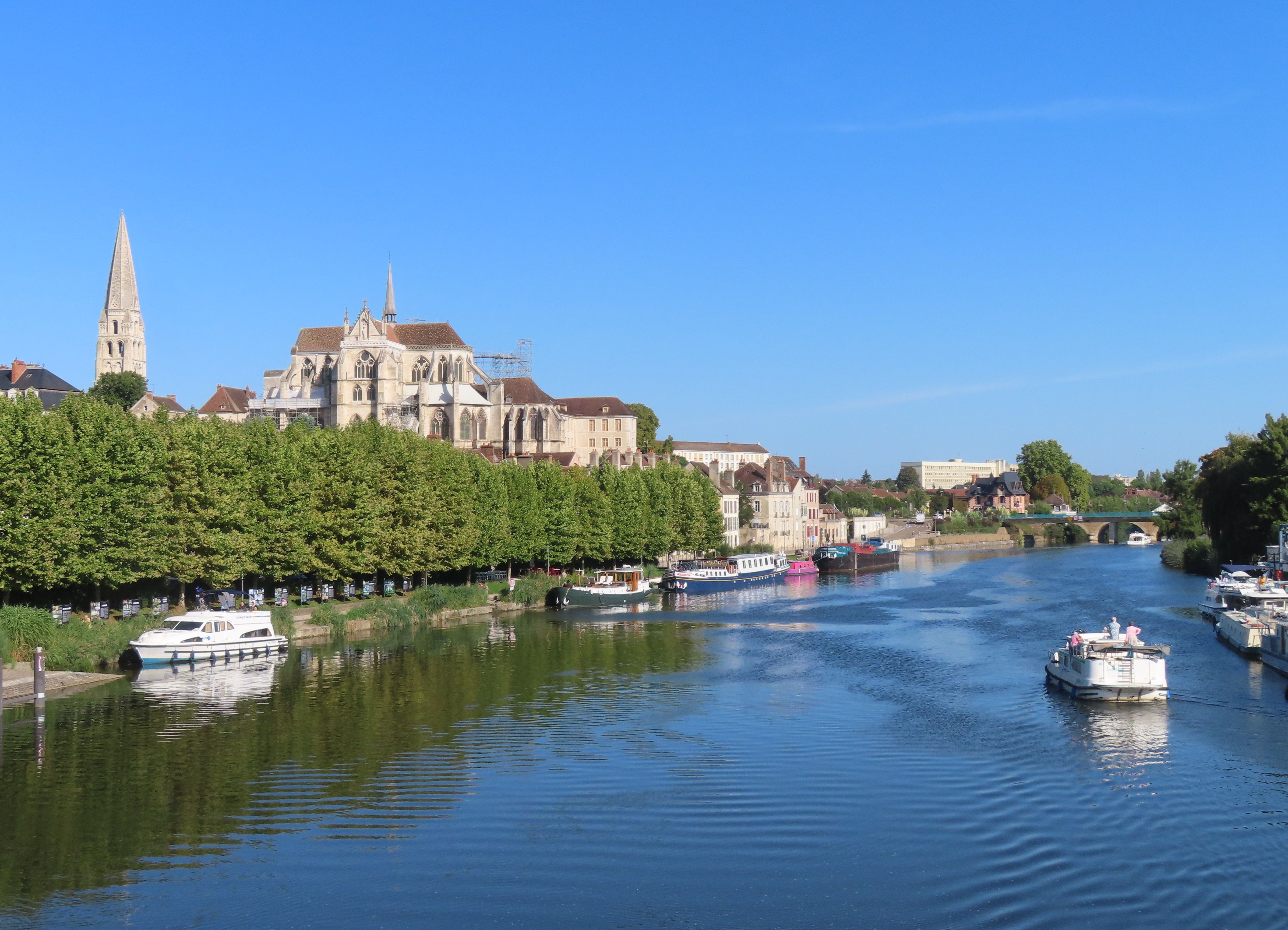 Scenic View of Yonne River in Auxerre, France · Free Stock Photo