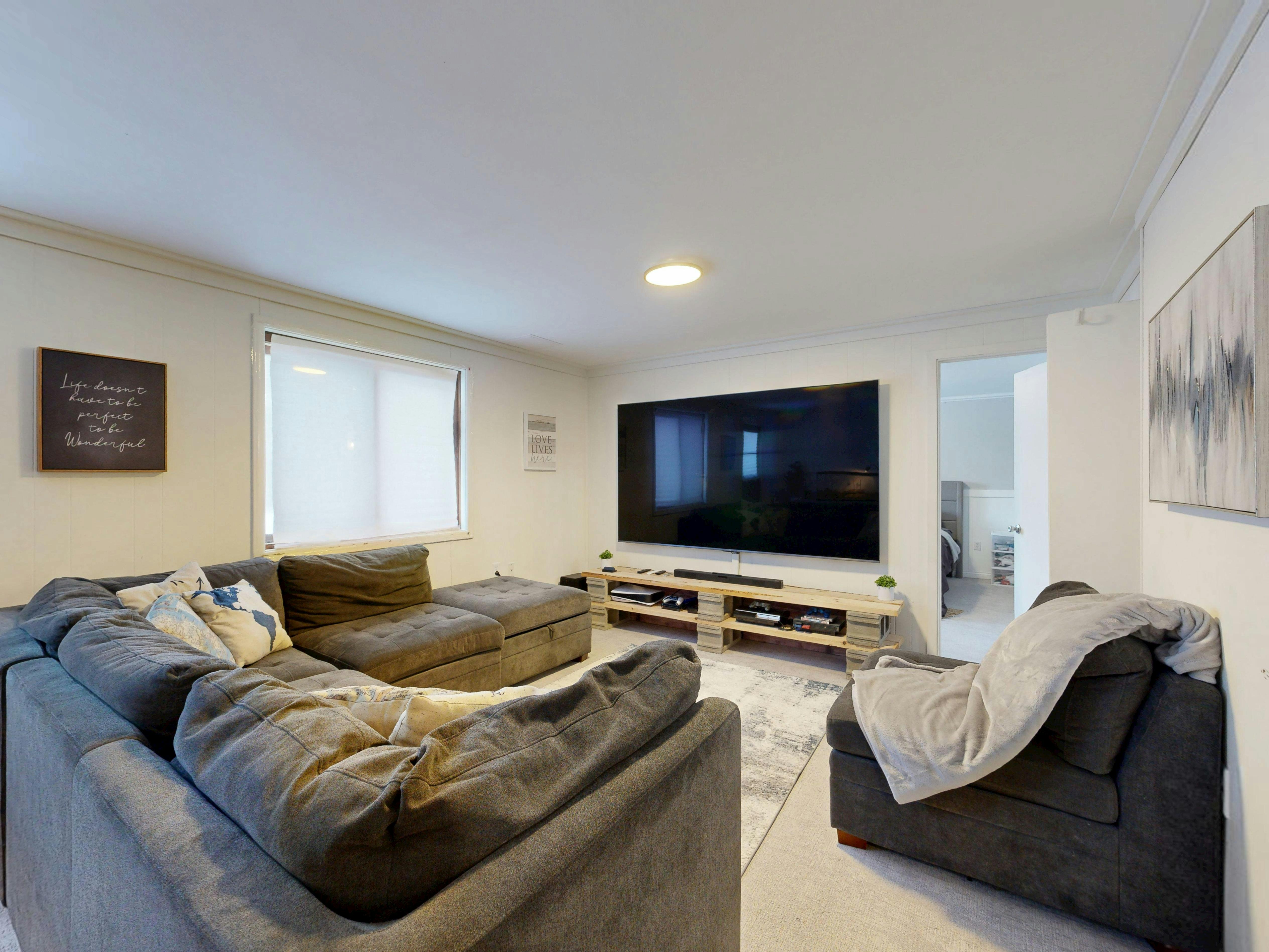 Sala De Estar Moderna Con Televisor Grande Y Sofá Seccional · Foto de ...