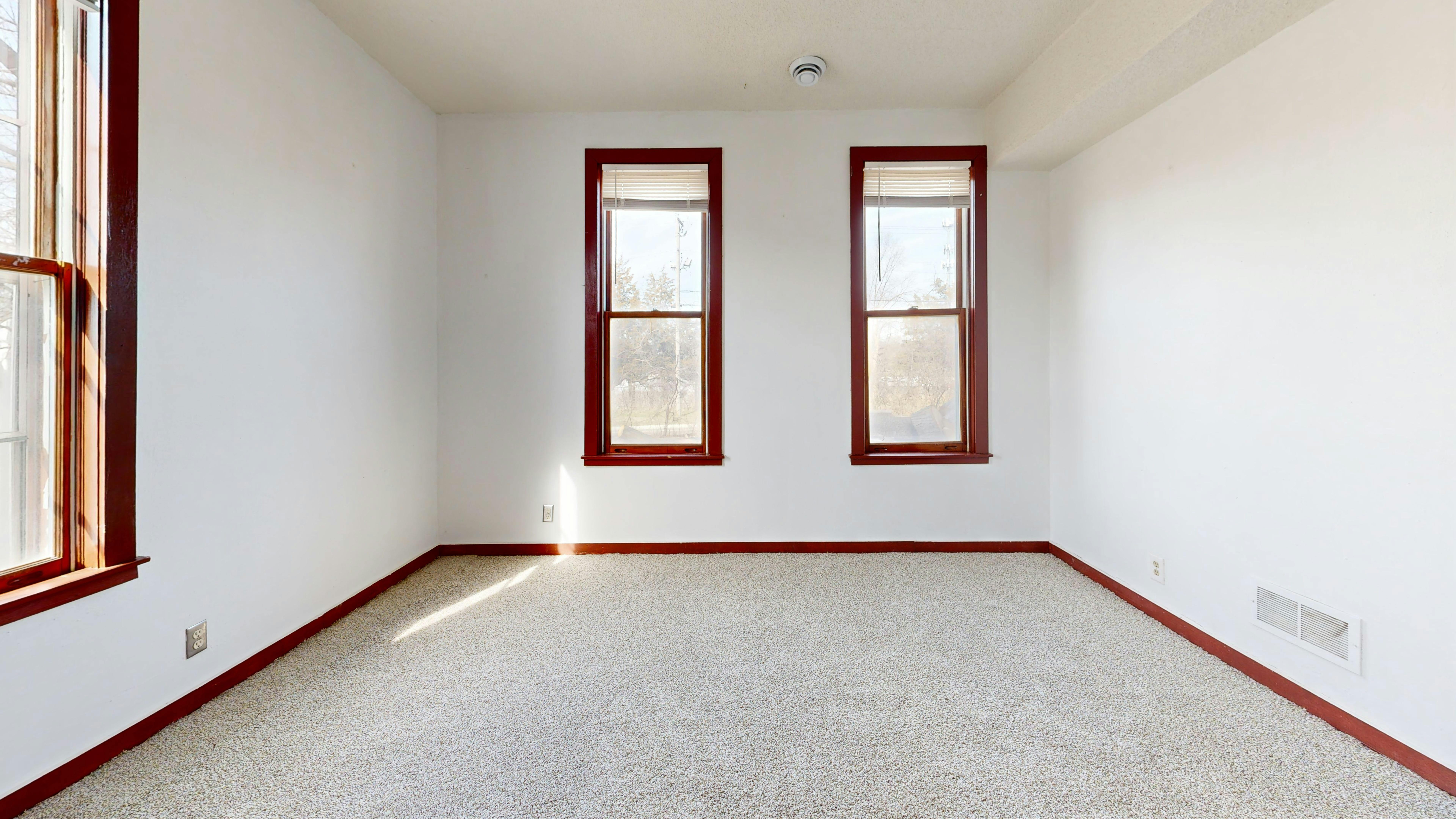 Quarto Amplo E Iluminado Com Grandes Janelas E Paredes Brancas. · Foto ...