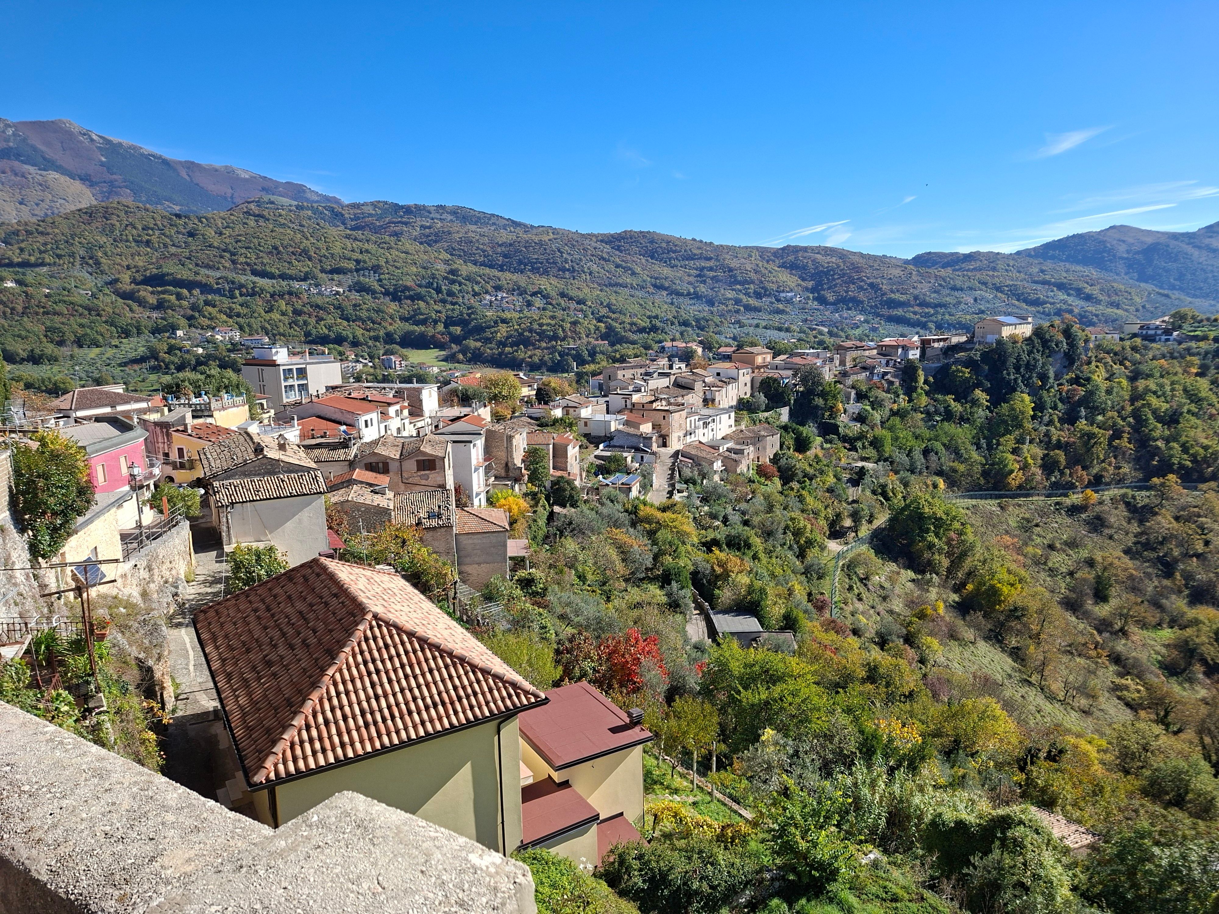 Scenic Italian Village in Mountainous Region · Free Stock Photo