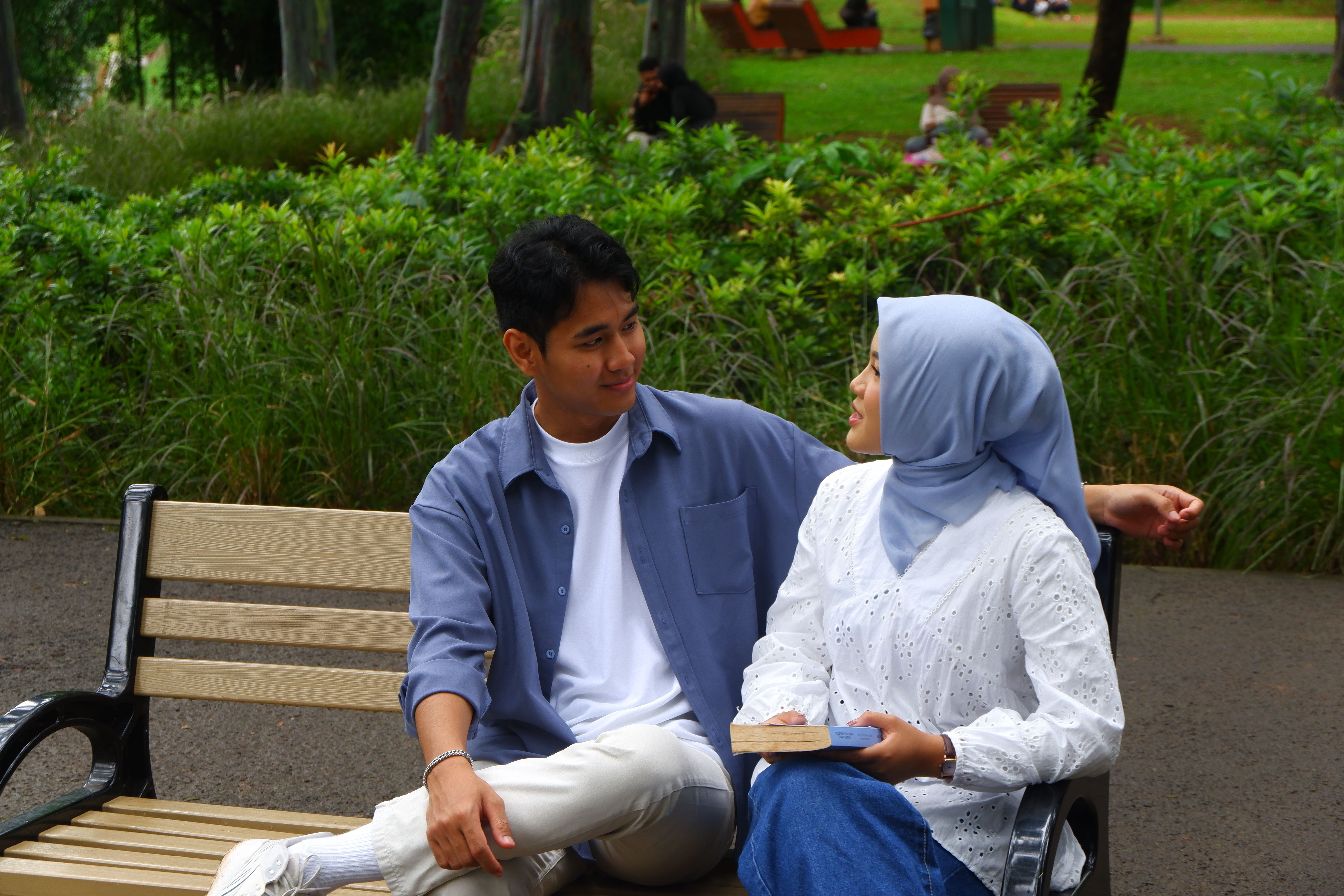 Junges Paar Genießt Einen Tag Im Park Von Jakarta · Kostenloses Stock-Foto
