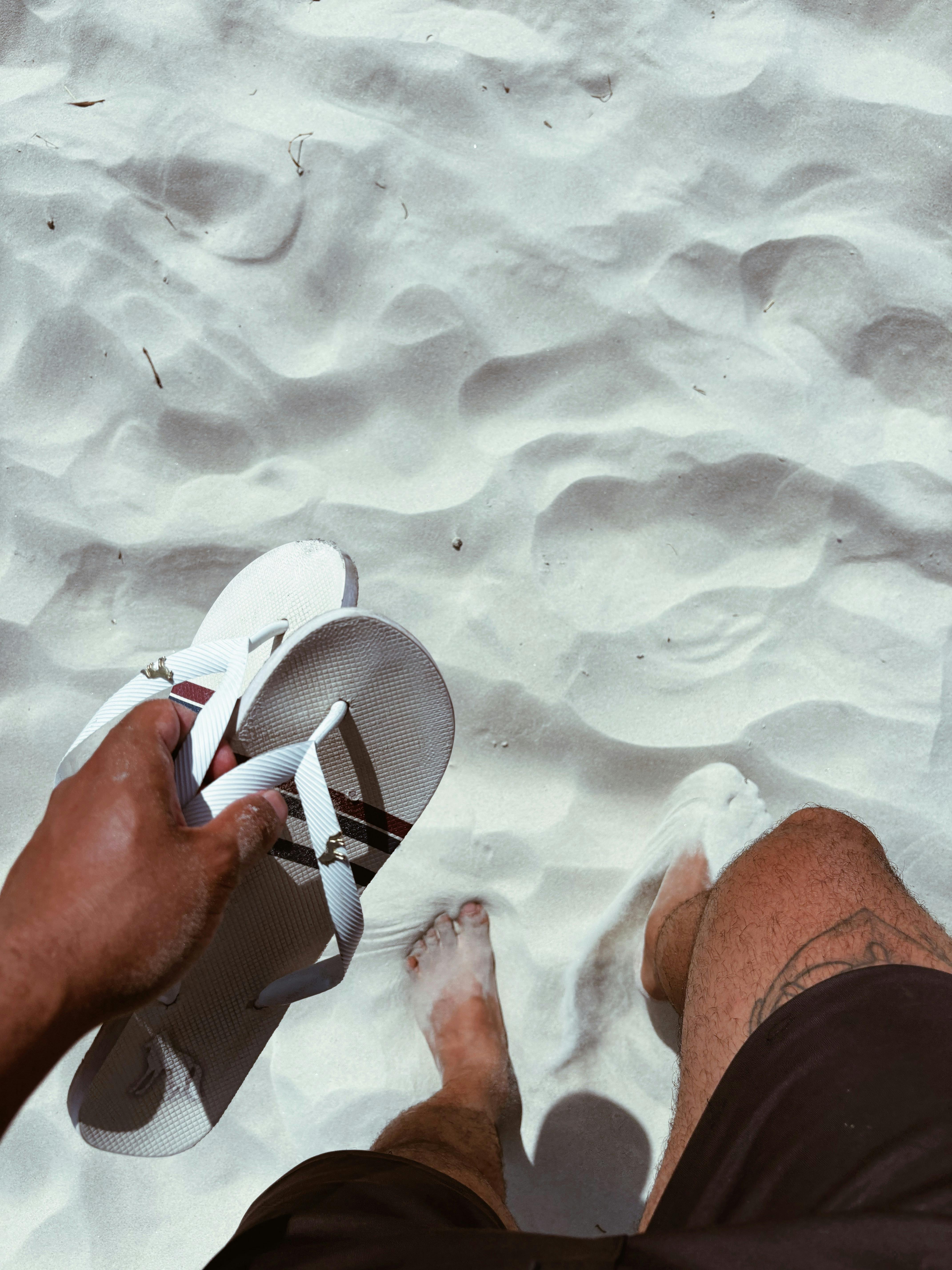 Hombre Con Chanclas Caminando Por La Playa De Arena · Foto de stock ...