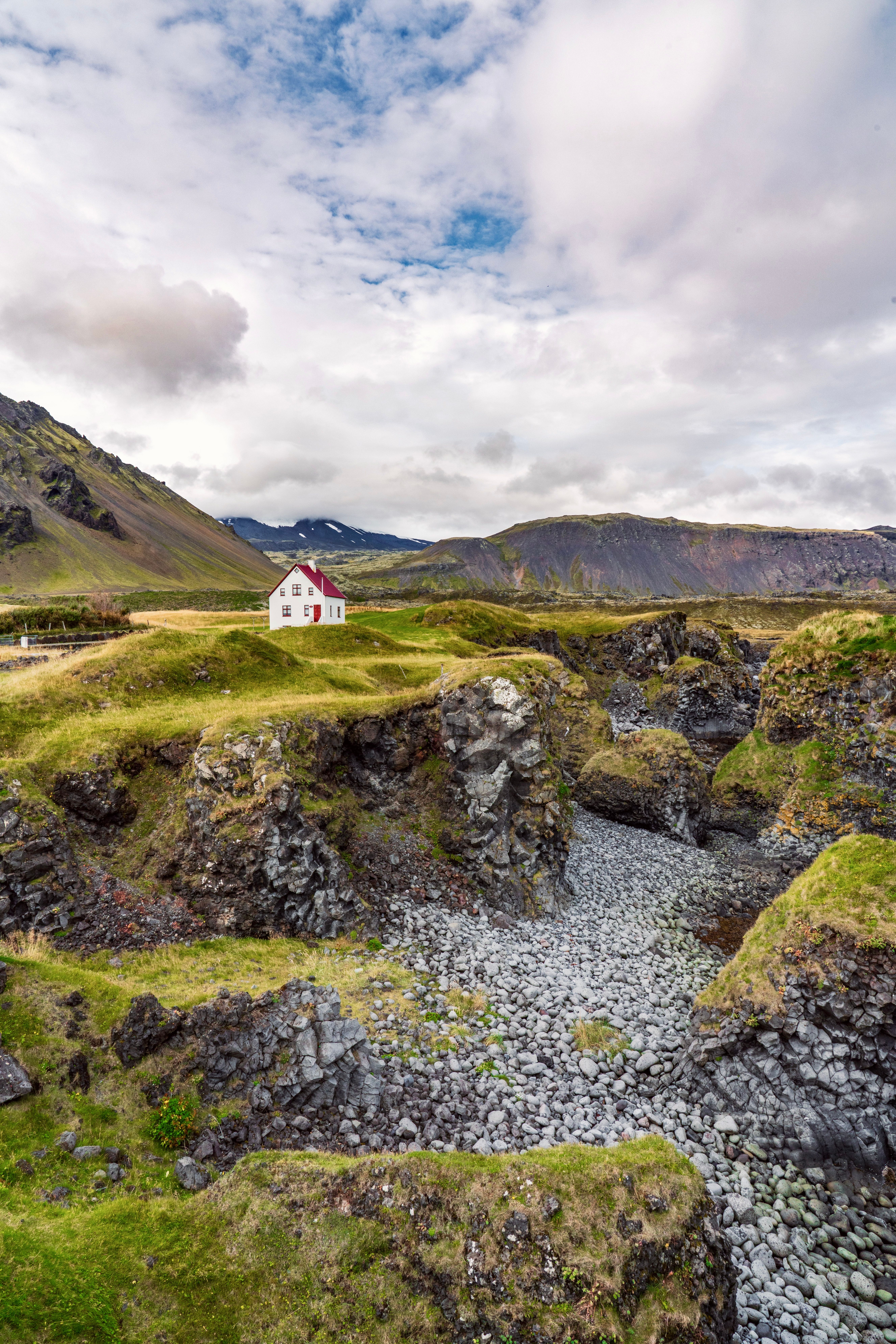 Lone House in the Wilderness · Free Stock Photo