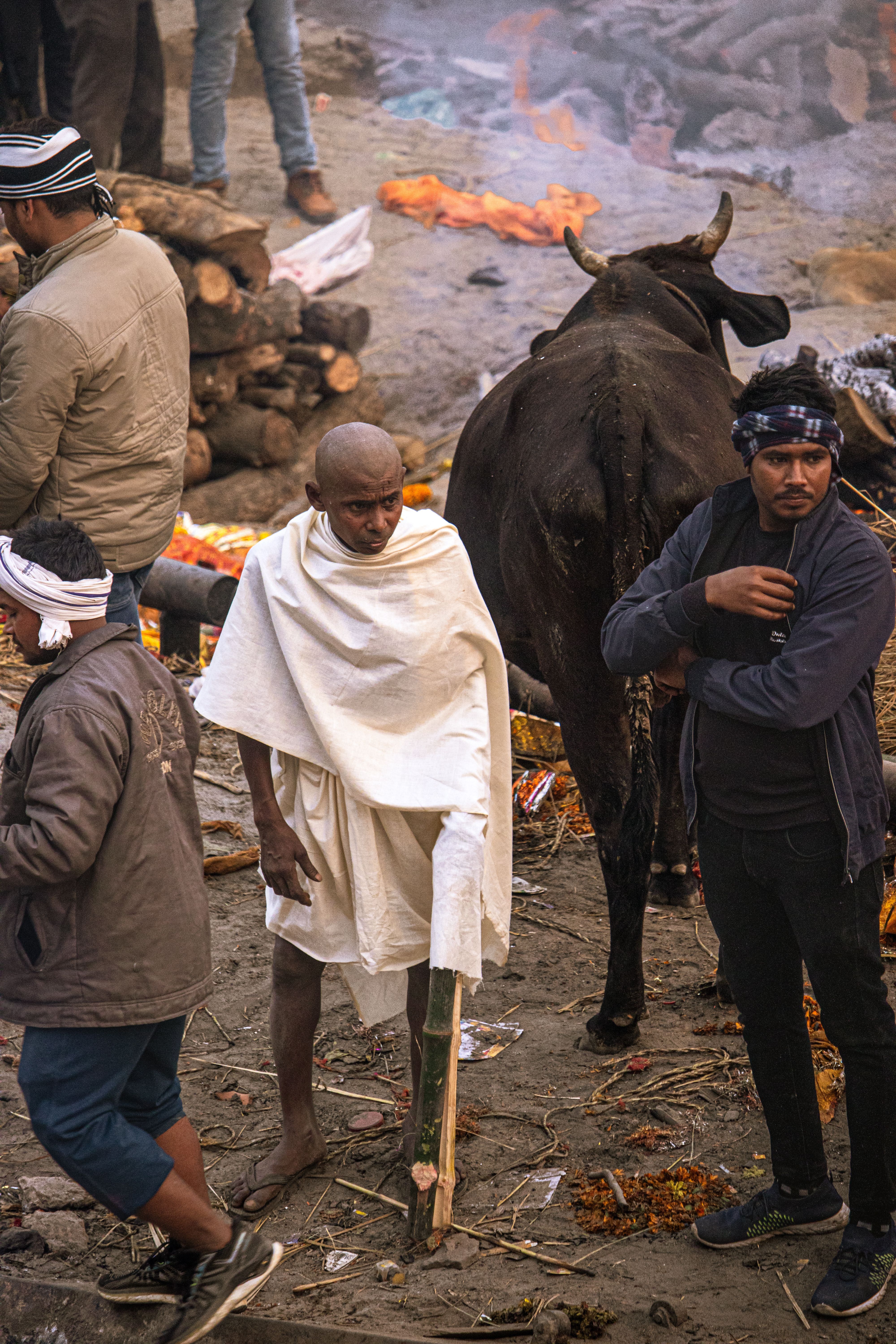 Hindu Cremation Ritual on Ganges Riverbank · Free Stock Photo