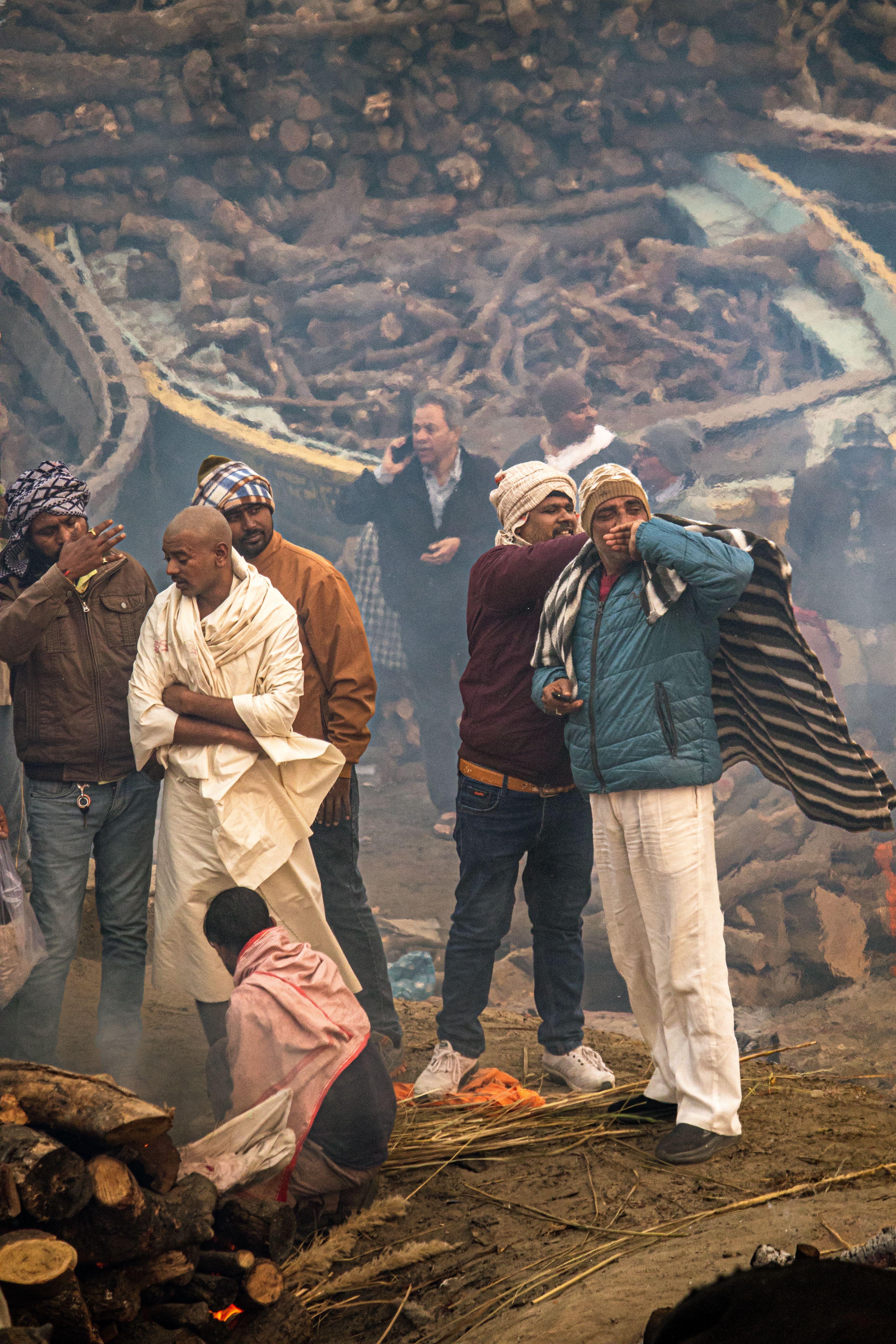 Traditional Hindu Cremation Ceremony on Riverbank · Free Stock Photo