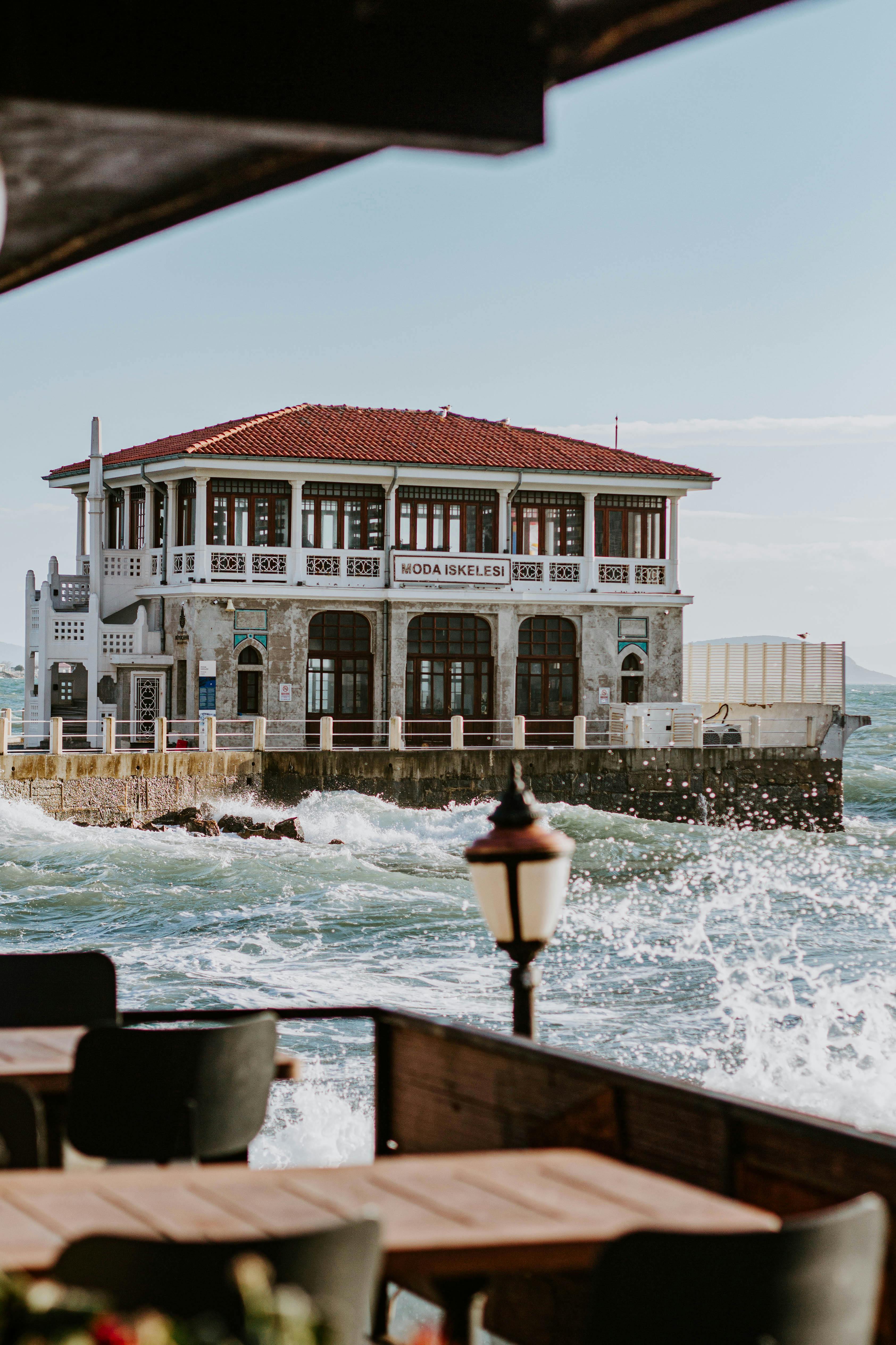 Moda Pier in İstanbul with Ocean Waves · Free Stock Photo