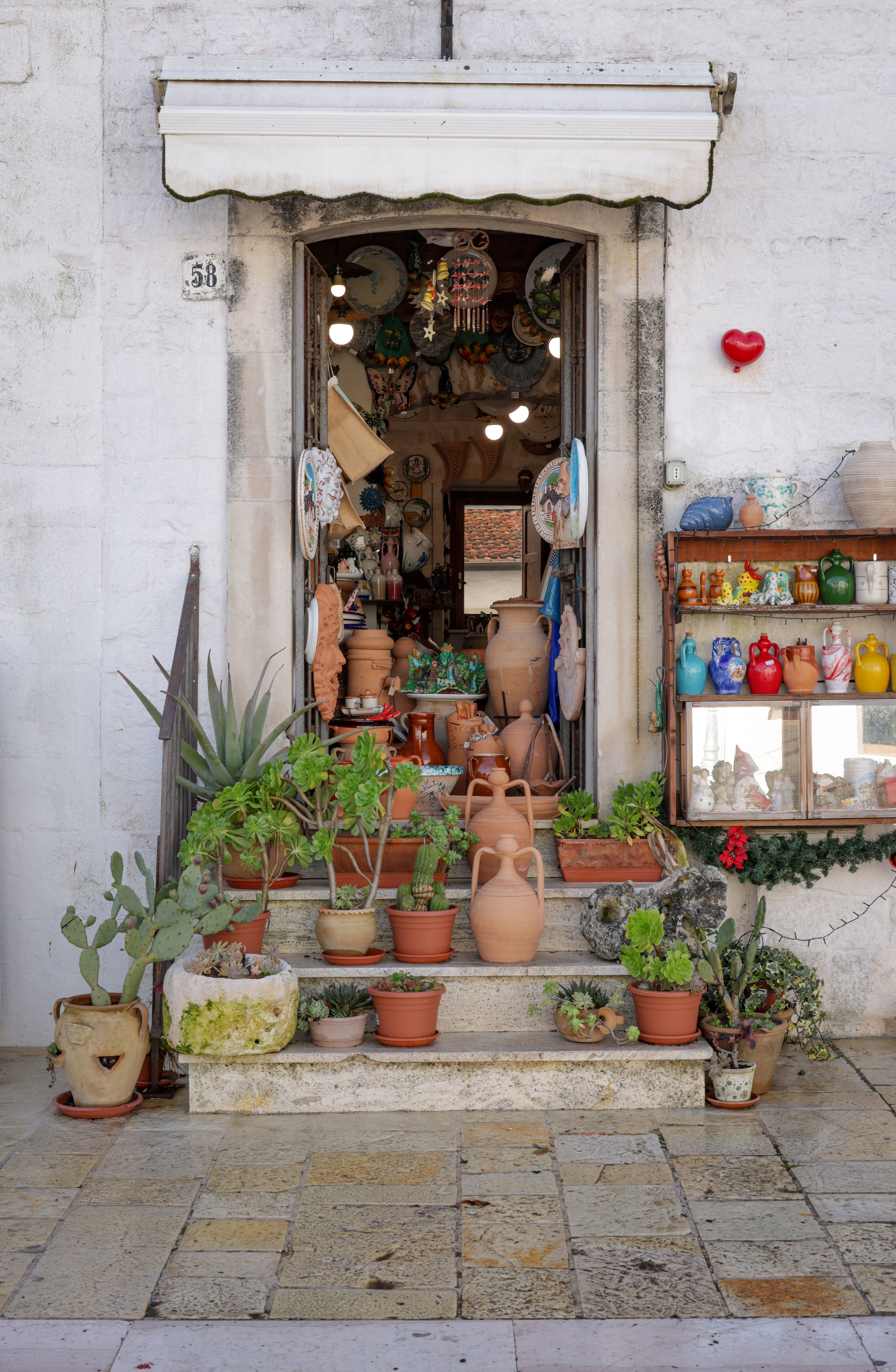 Charming Shop Entrance with Ceramic Display · Free Stock Photo