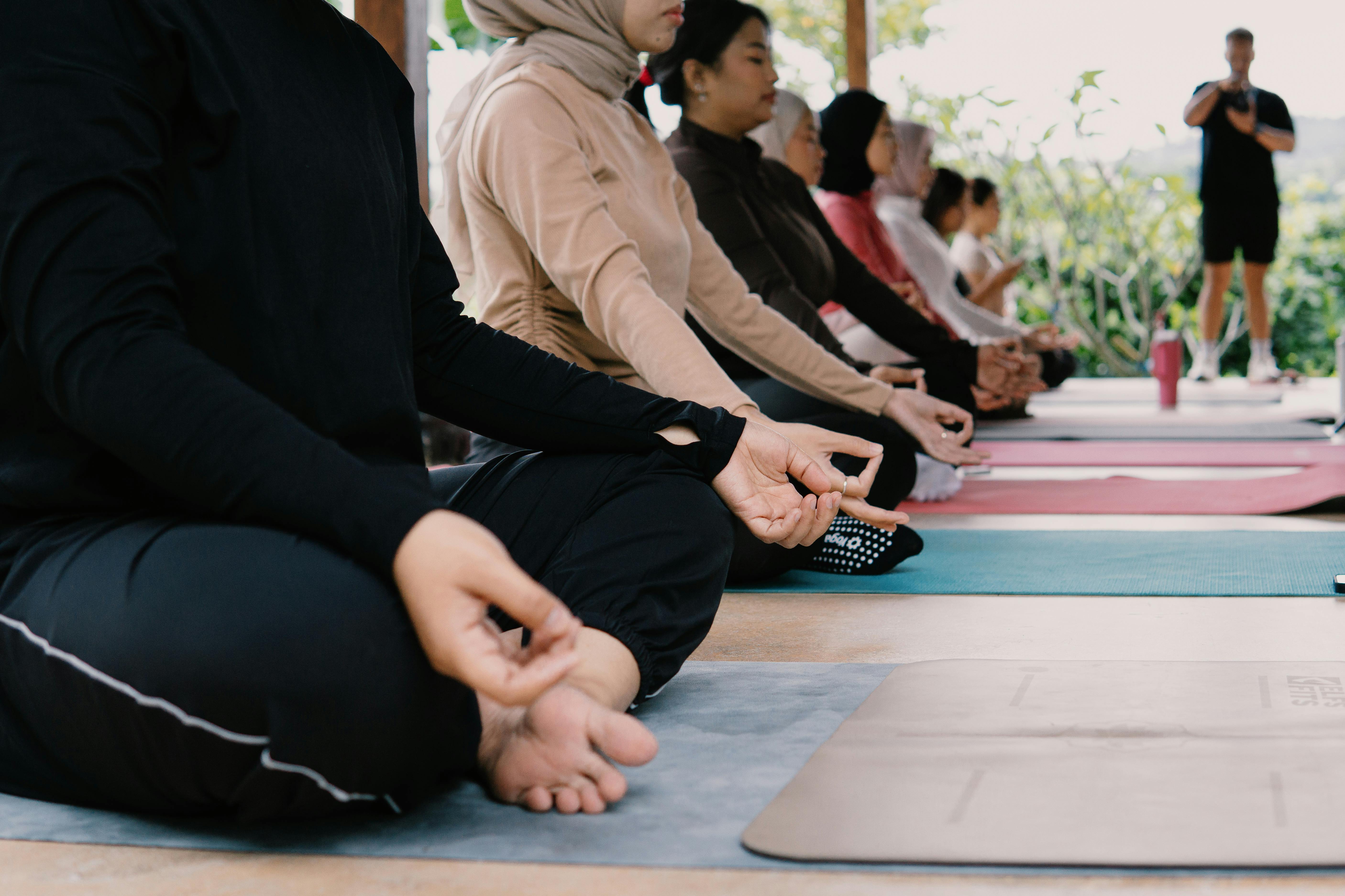 Kelas Yoga Luar Ruangan Di Jawa Barat, Indonesia · Foto Stok Gratis