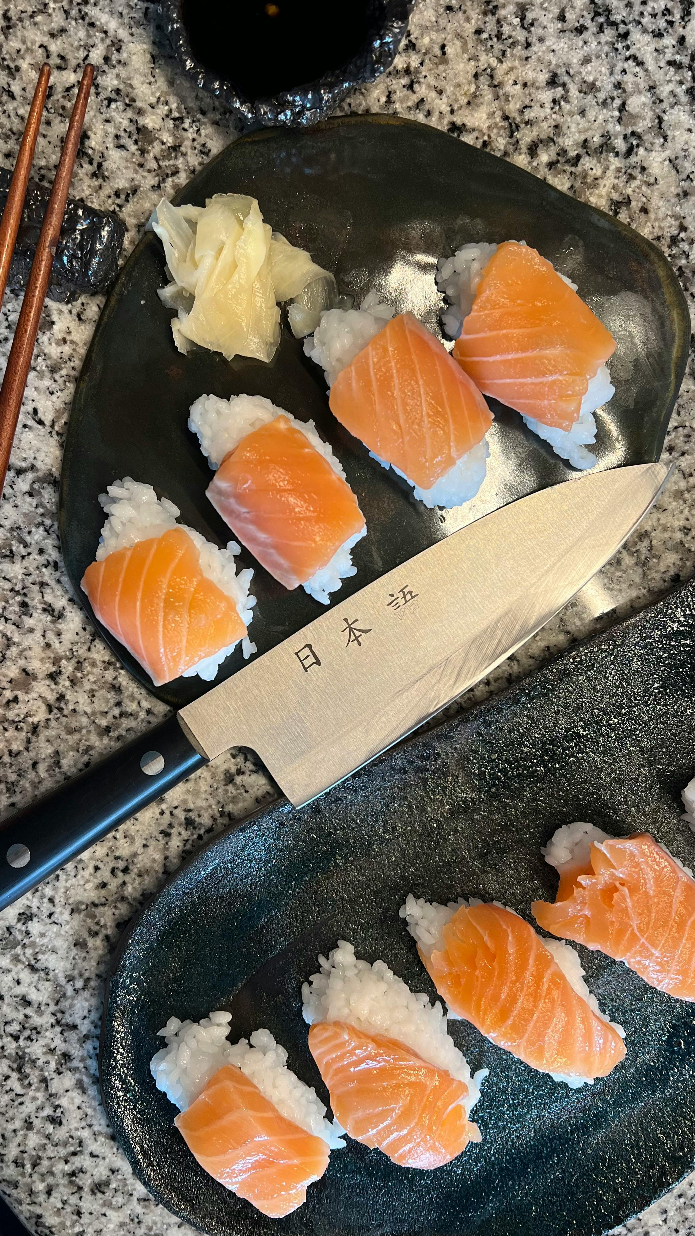 Nigiri De Sushi Japonês Com Salmão E Faca. · Foto profissional gratuita