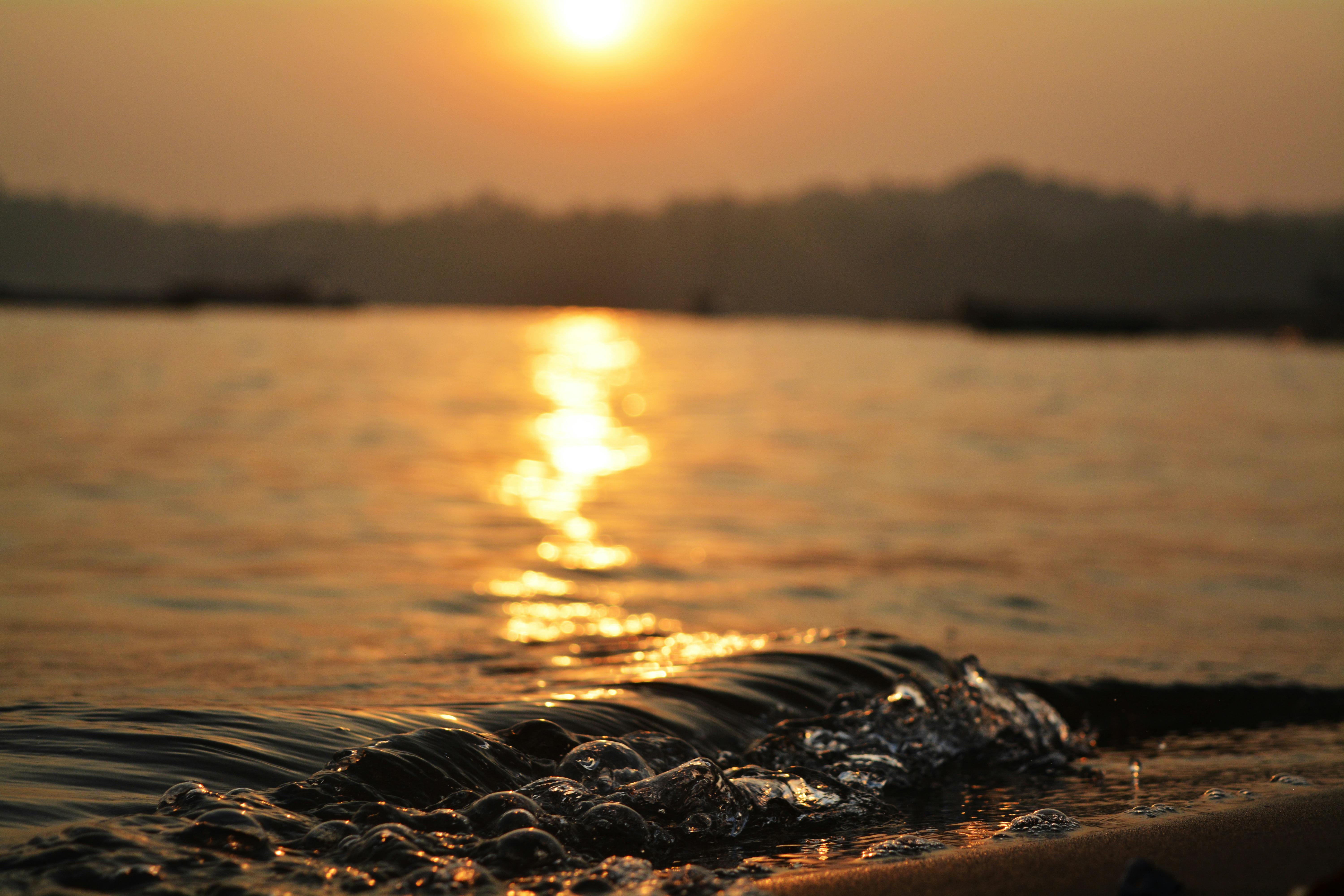 Body of Water Beside Shore · Free Stock Photo