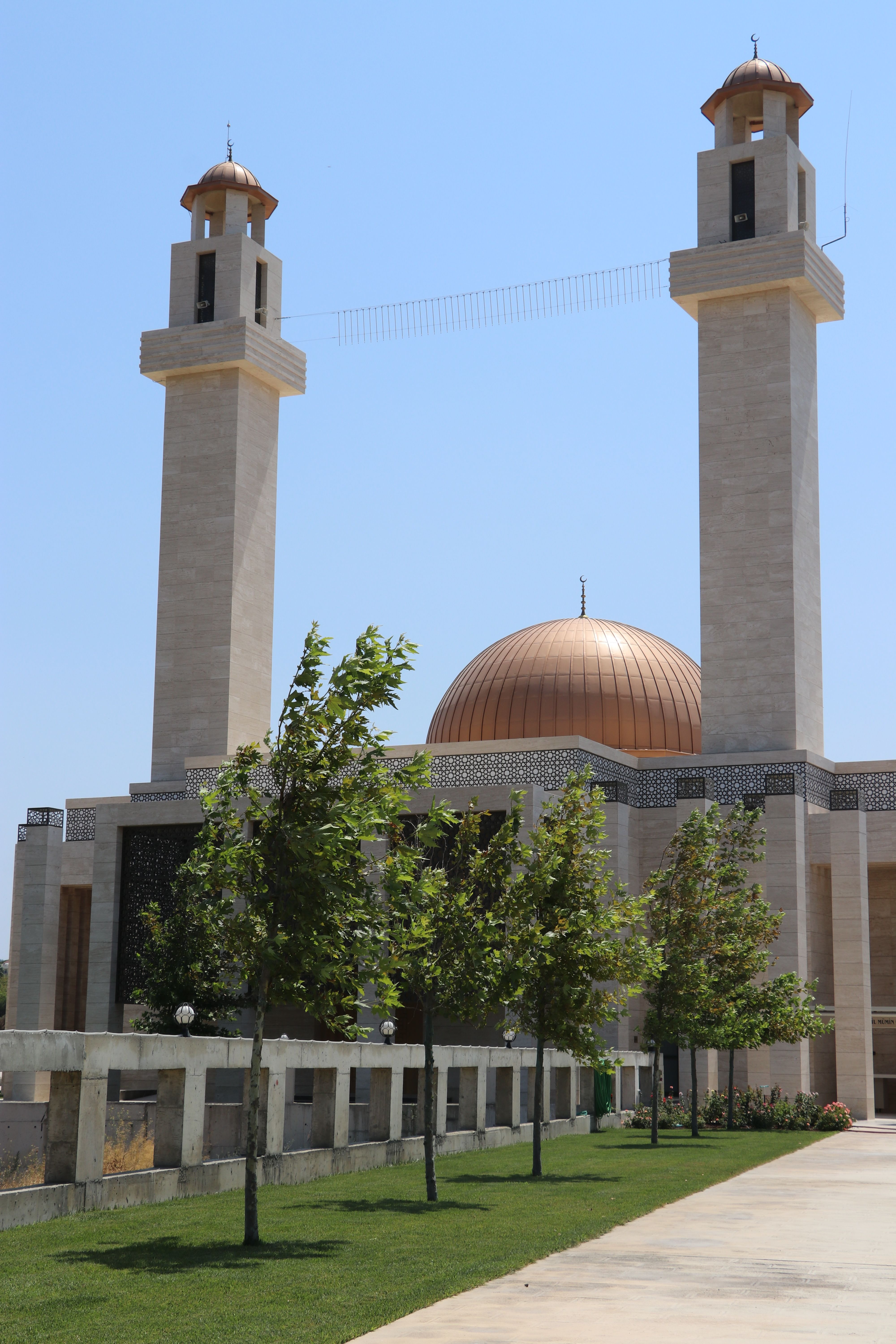 Elegant Mosque Exterior with Twin Minarets · Free Stock Photo