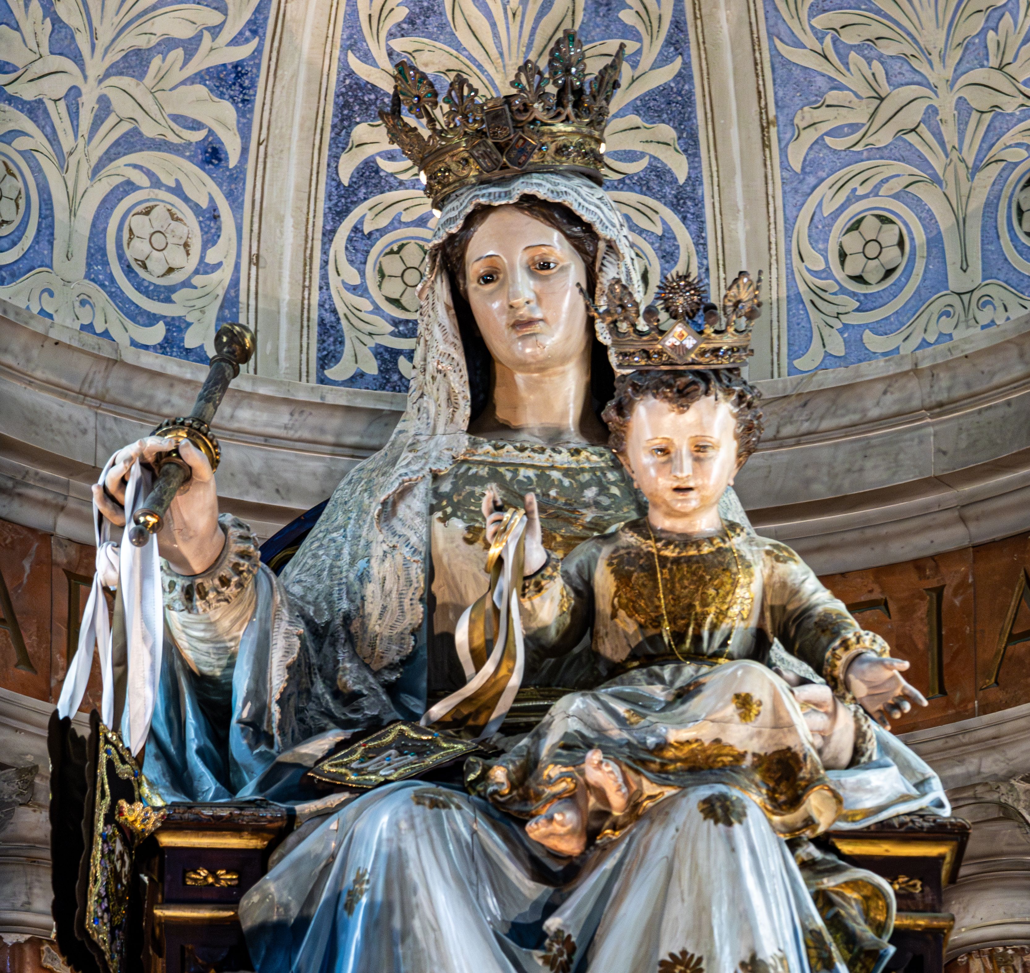 Regal Religious Statues in Haifa Shrine · Free Stock Photo