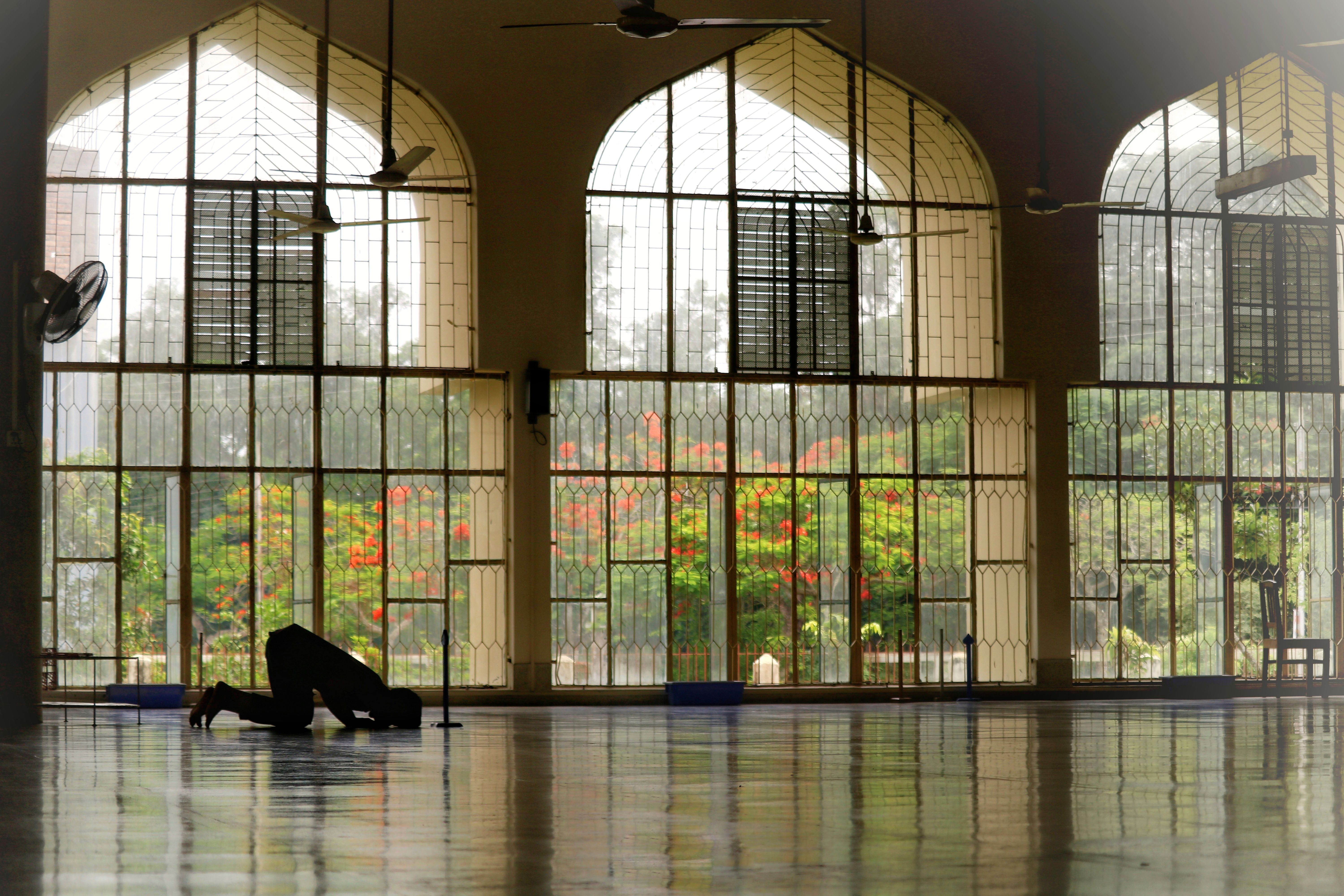 Suasana Damai Saat Doa Muslim Di Dalam Masjid Bangladesh · Foto Stok Gratis