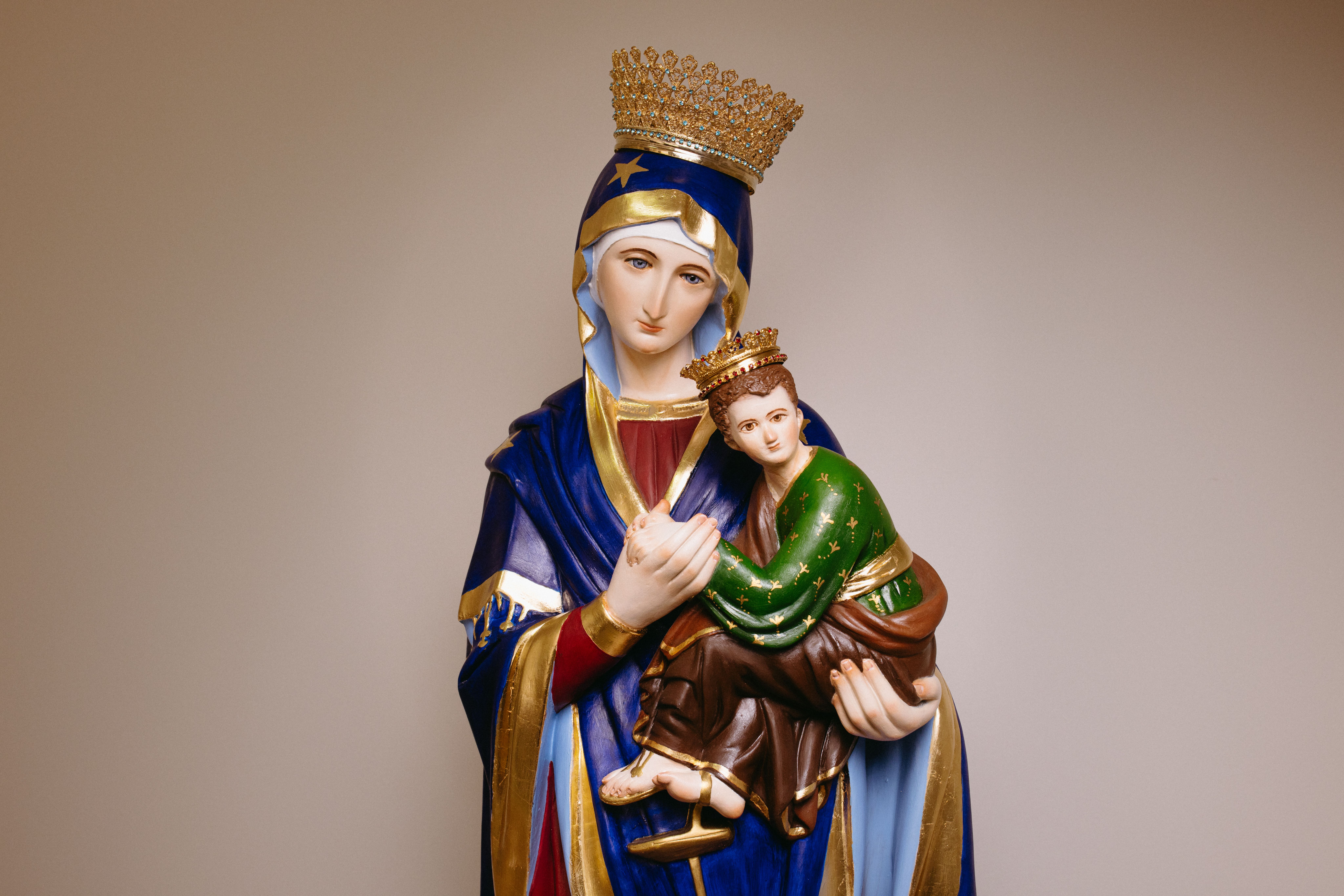 Beautiful Statue of Mary and Child Jesus · Free Stock Photo
