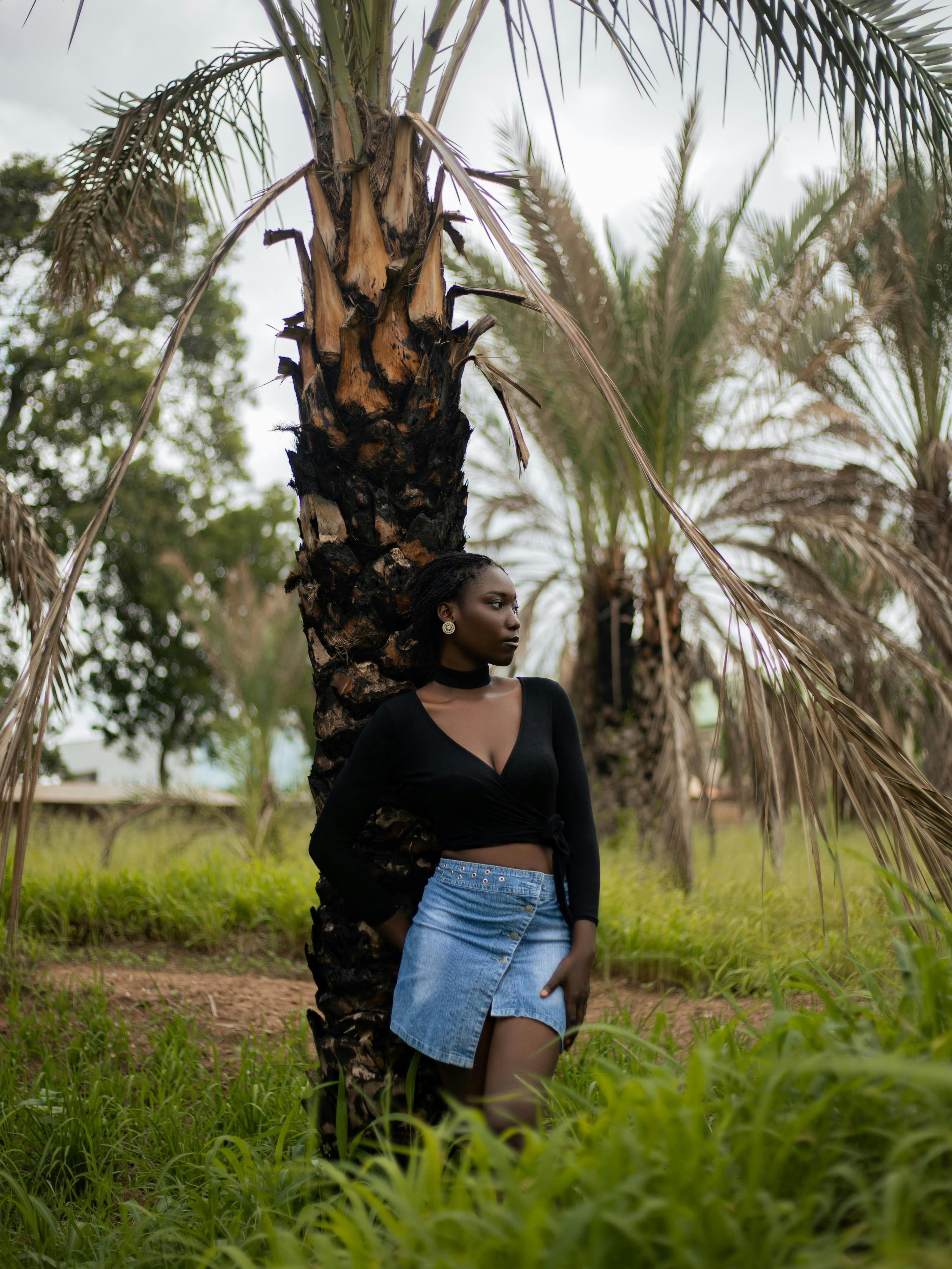 Modische Frau Posiert Im Freien Unter Einer Palme · Kostenloses Stock-Foto