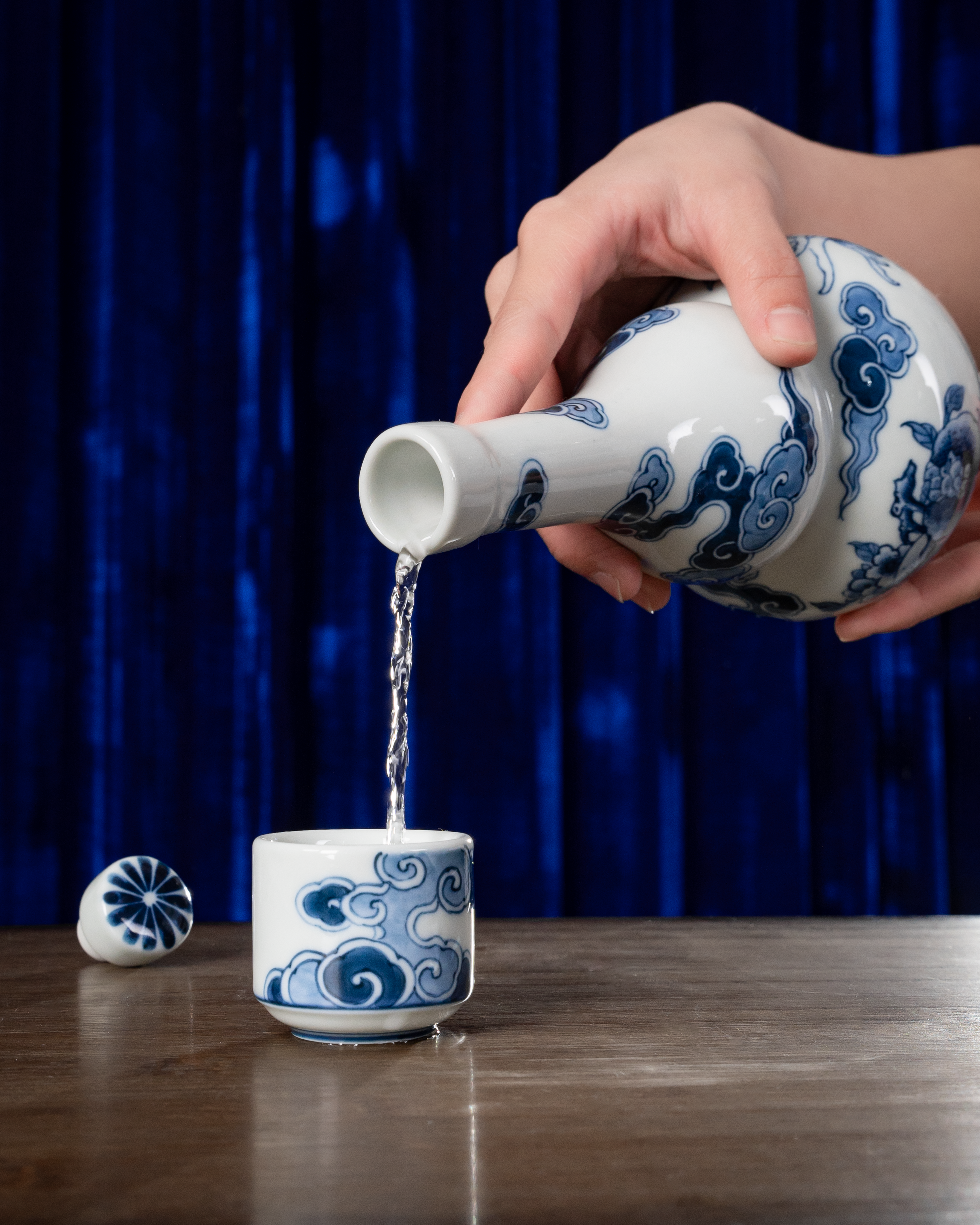 Traditional Chinese Ceramic Pouring Scene · Free Stock Photo