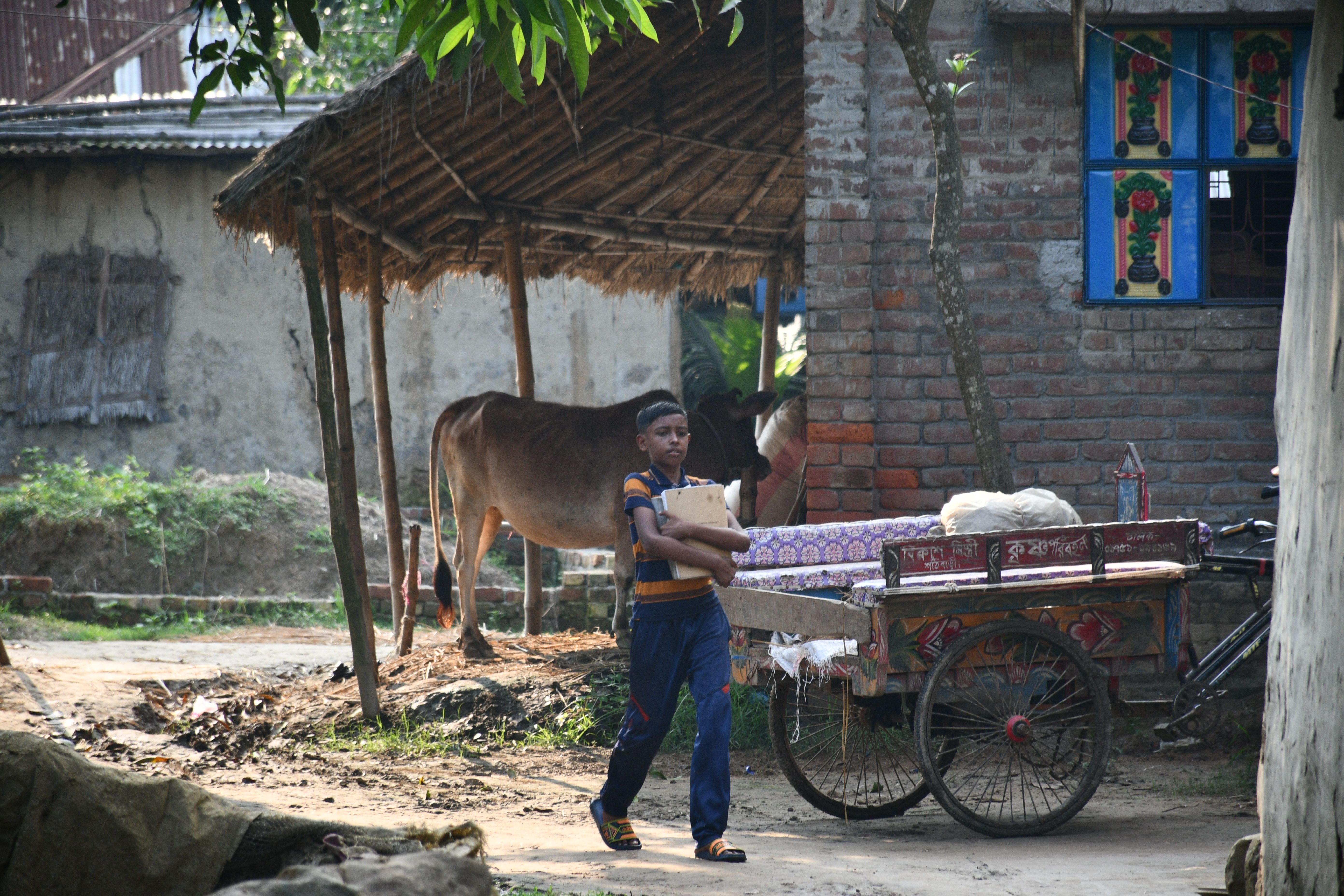 Niño Cargando Un Paquete En Una Aldea Rural De Bangladesh · Foto de ...