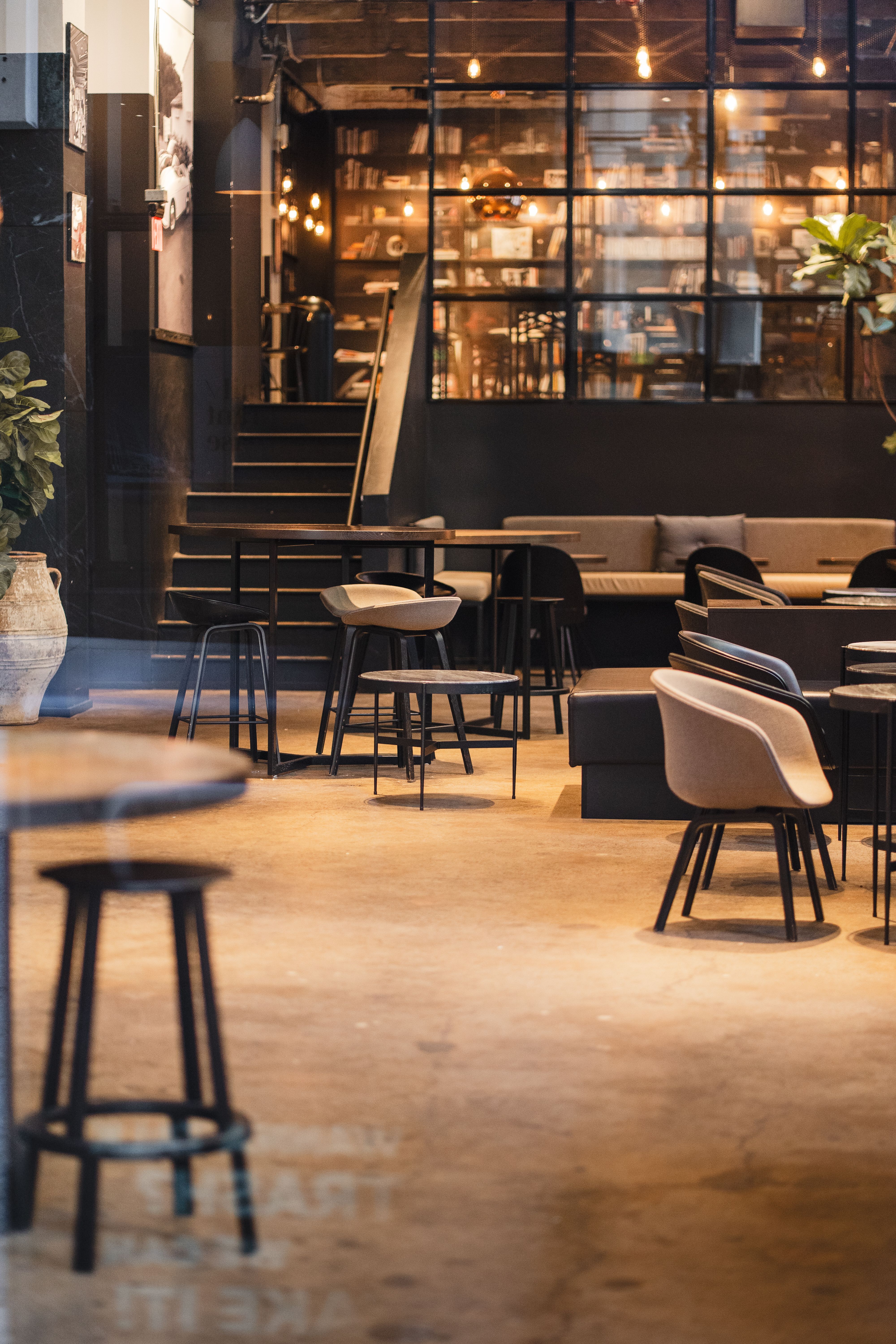 Cozy Modern Café Interior in San Francisco · Free Stock Photo