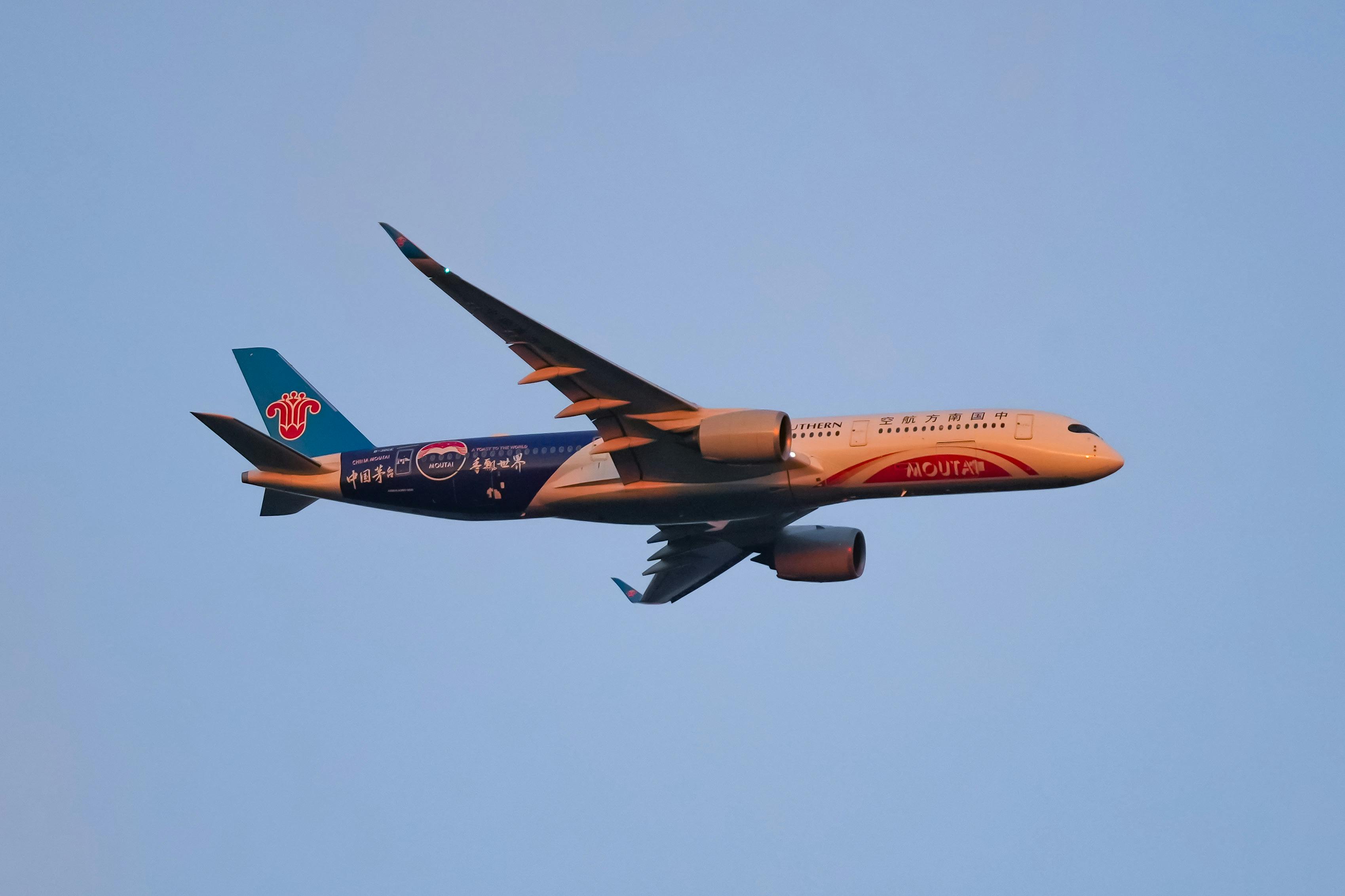 Avión Comercial Volando Contra El Cielo Azul Durante El Día · Foto de ...
