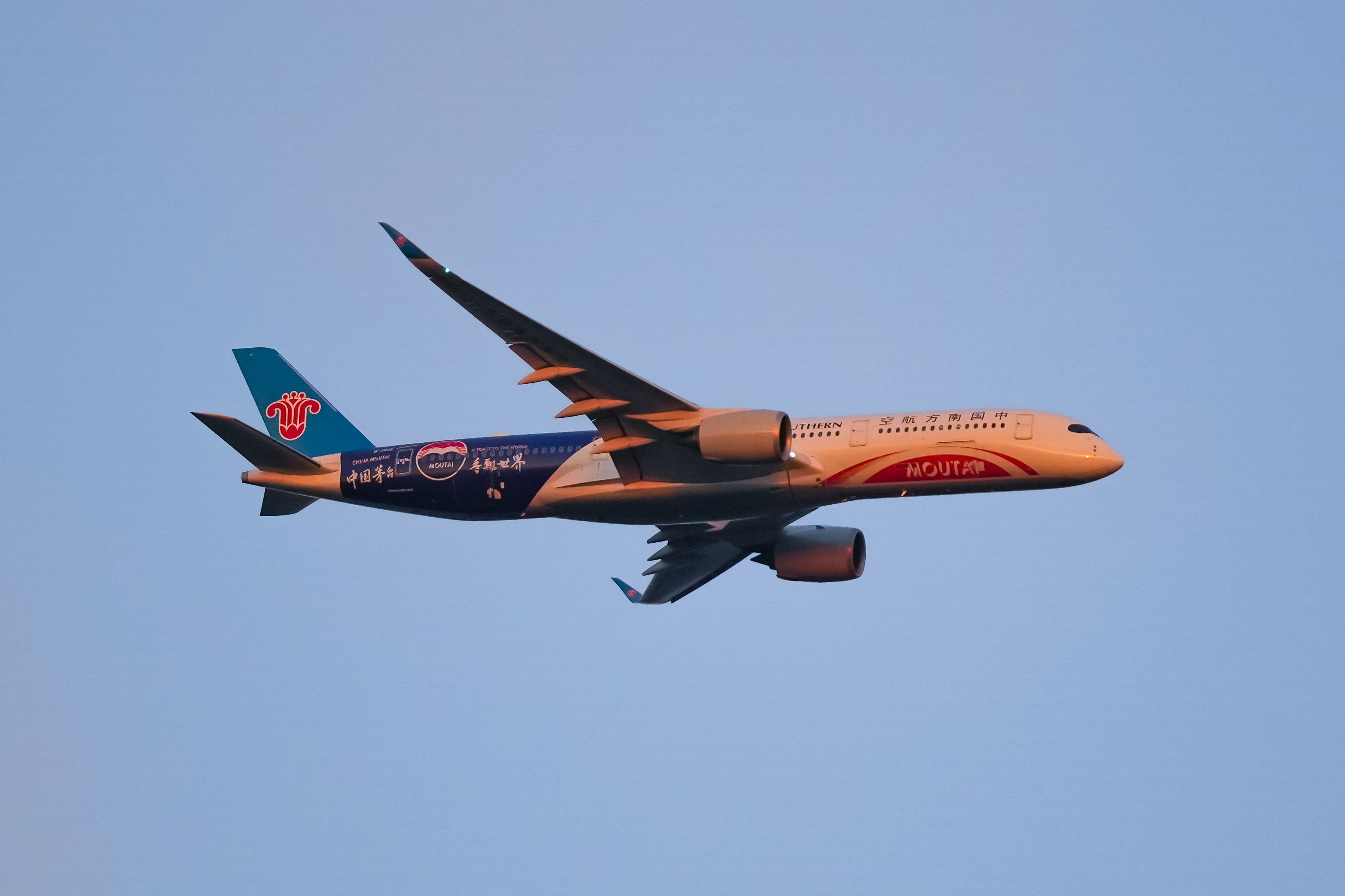 Commercial Jet Flying Against Blue Sky at Daytime · Free Stock Photo