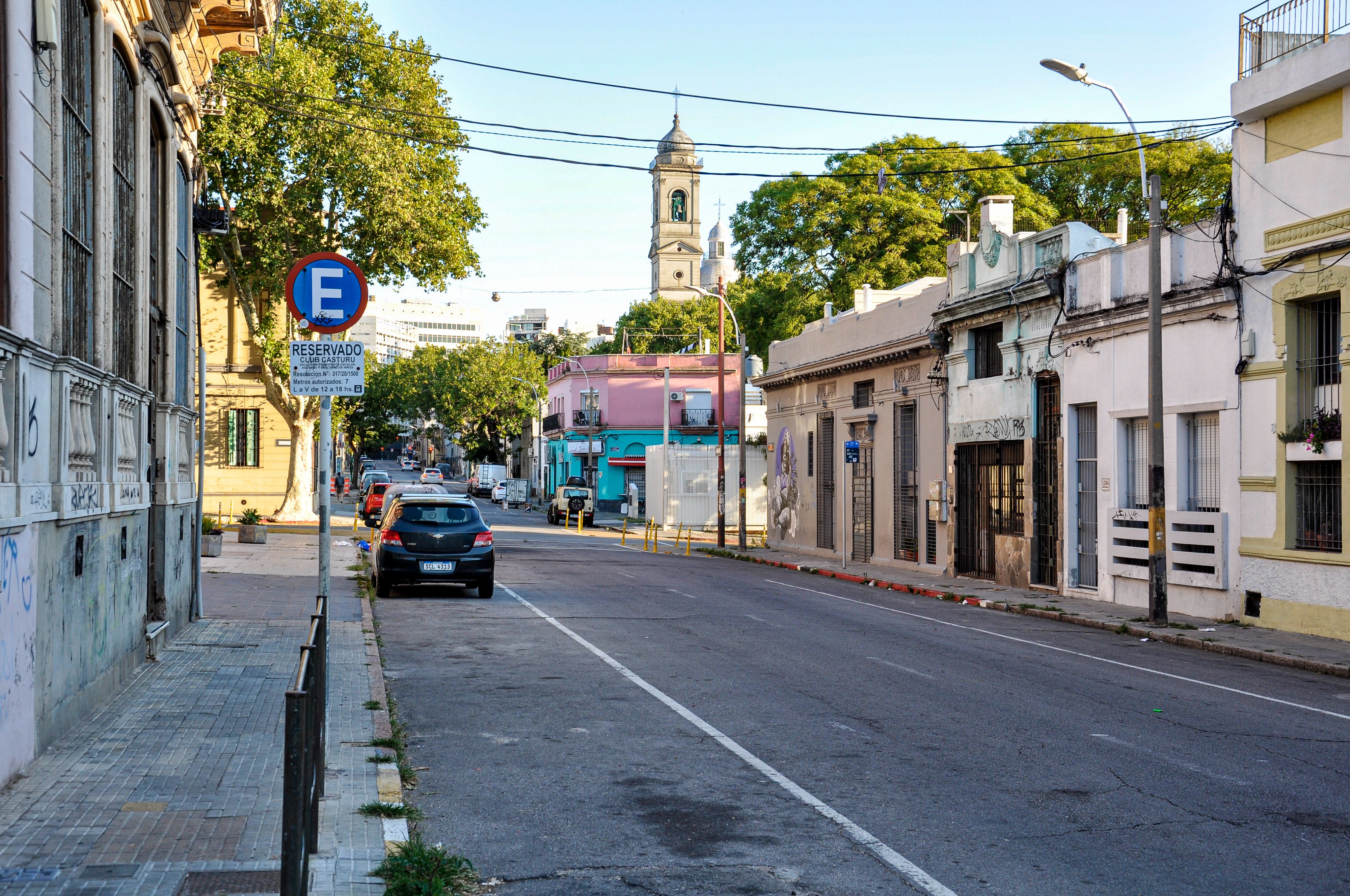 Scenic street view in Montevideo, Uruguay · Free Stock Photo