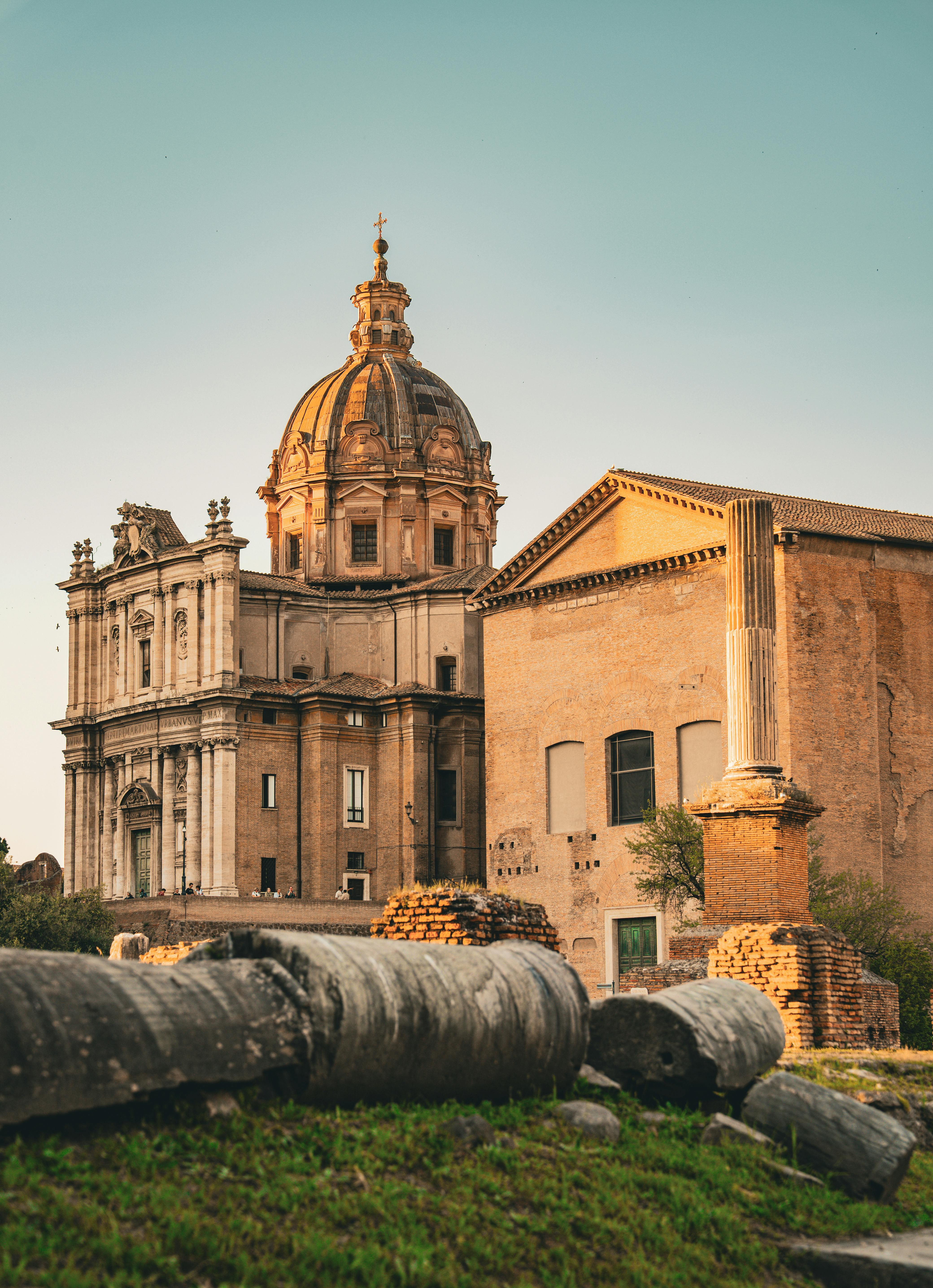 Sunlit Roman Architecture in Historical Roma · Free Stock Photo