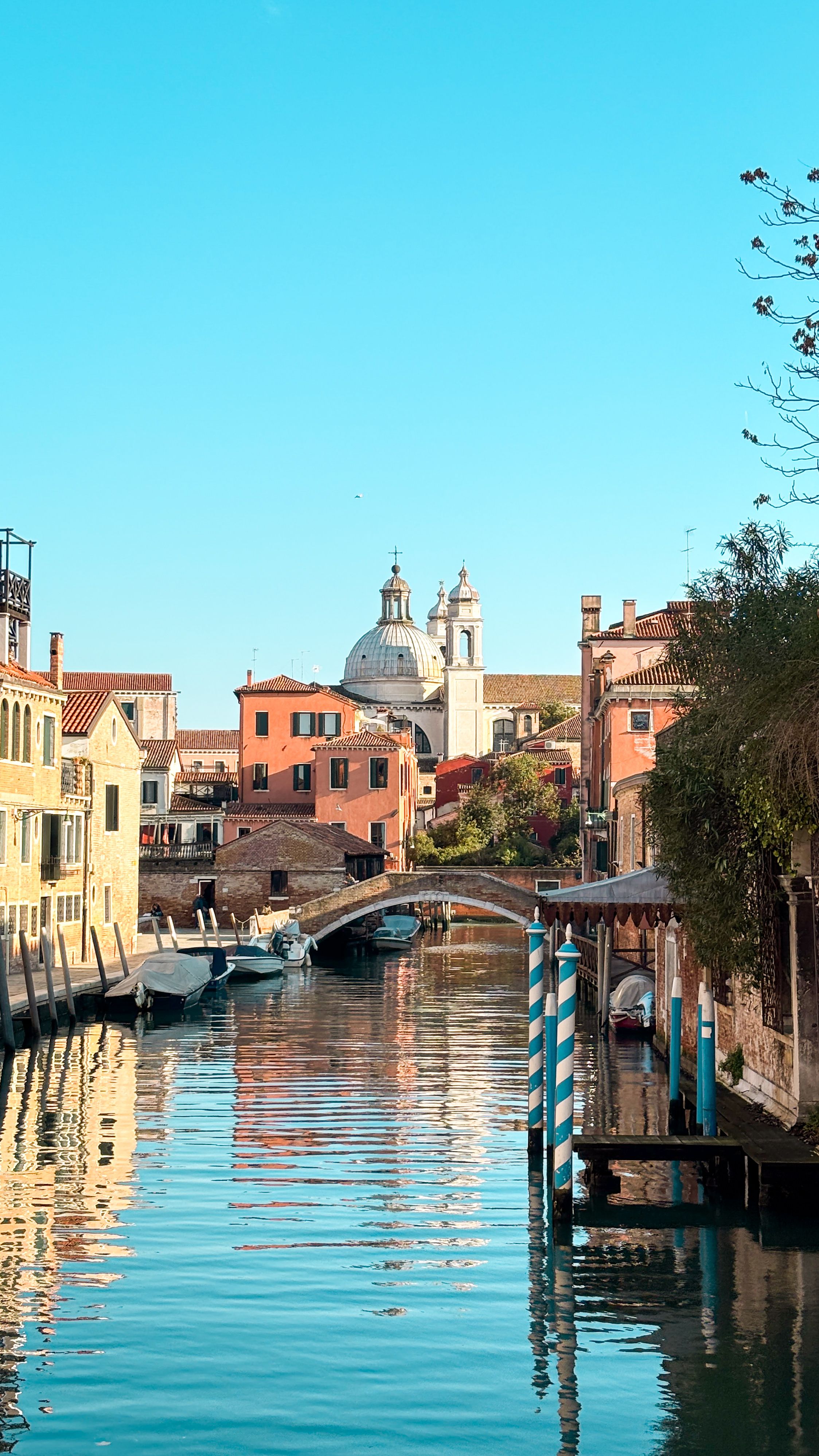 Scenic Venice Canal with Iconic Architecture · Free Stock Photo