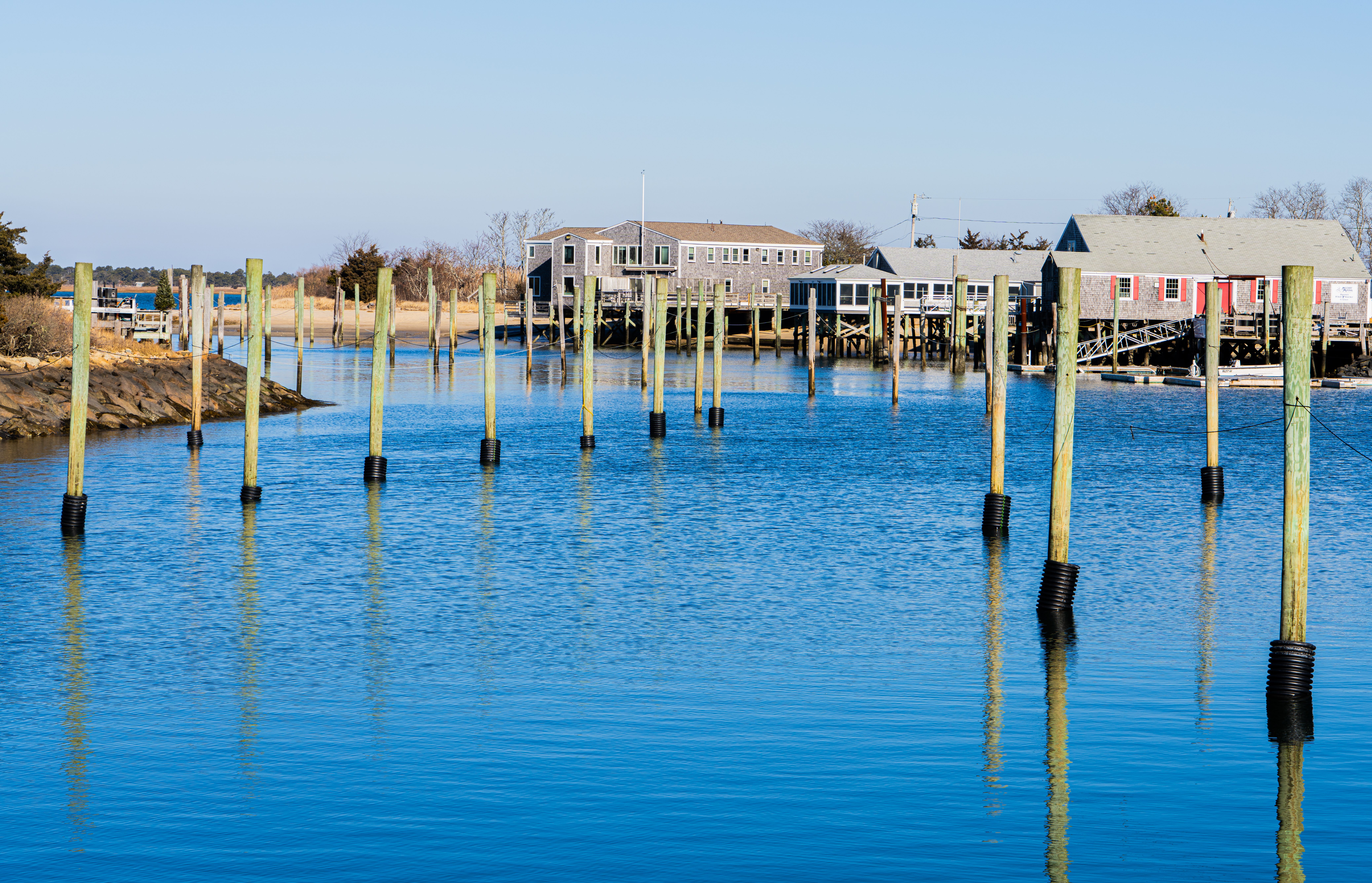 Scenic Waterfront in Massachusetts with Piers · Free Stock Photo