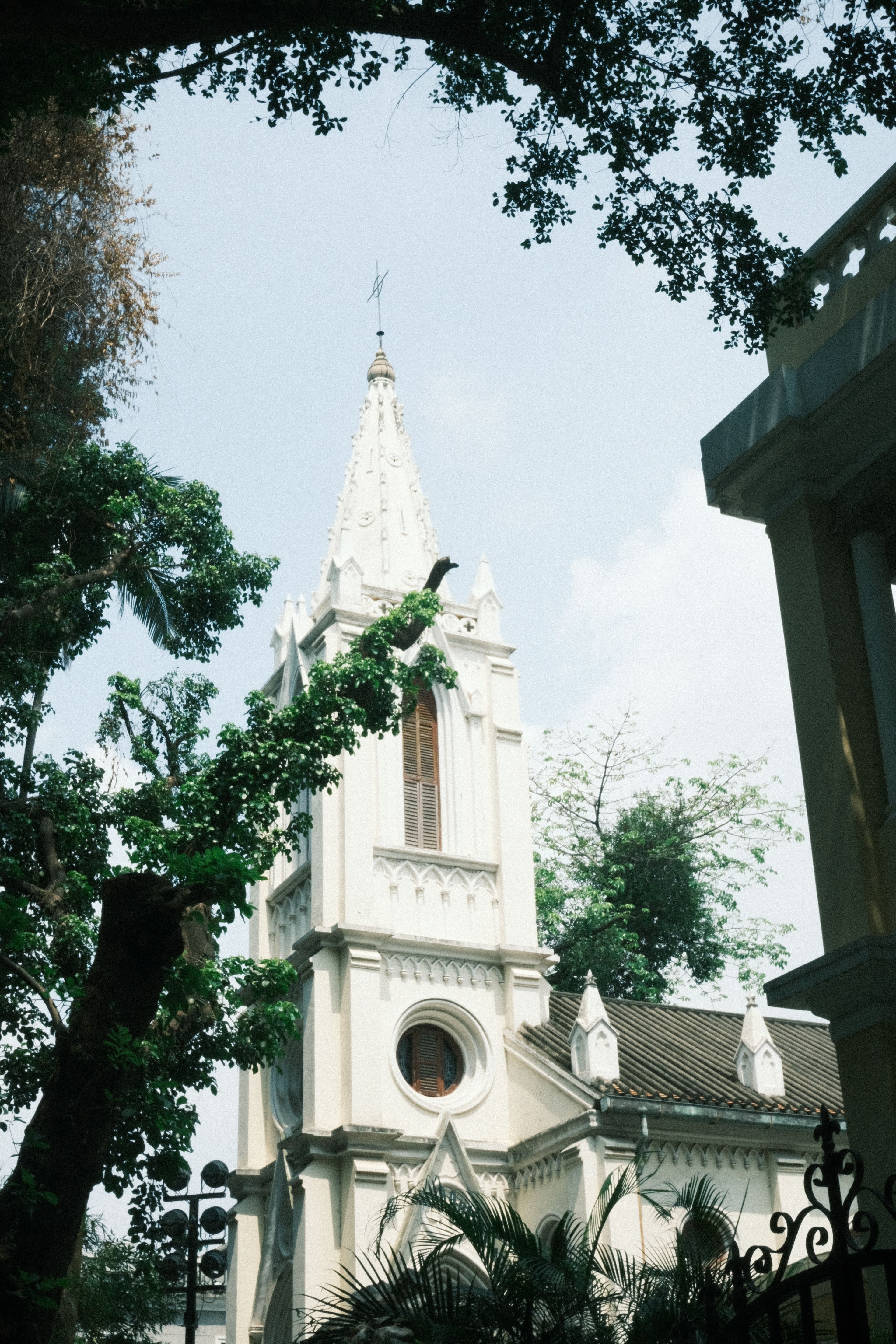 Historic White Church Architecture with Tower · Free Stock Photo