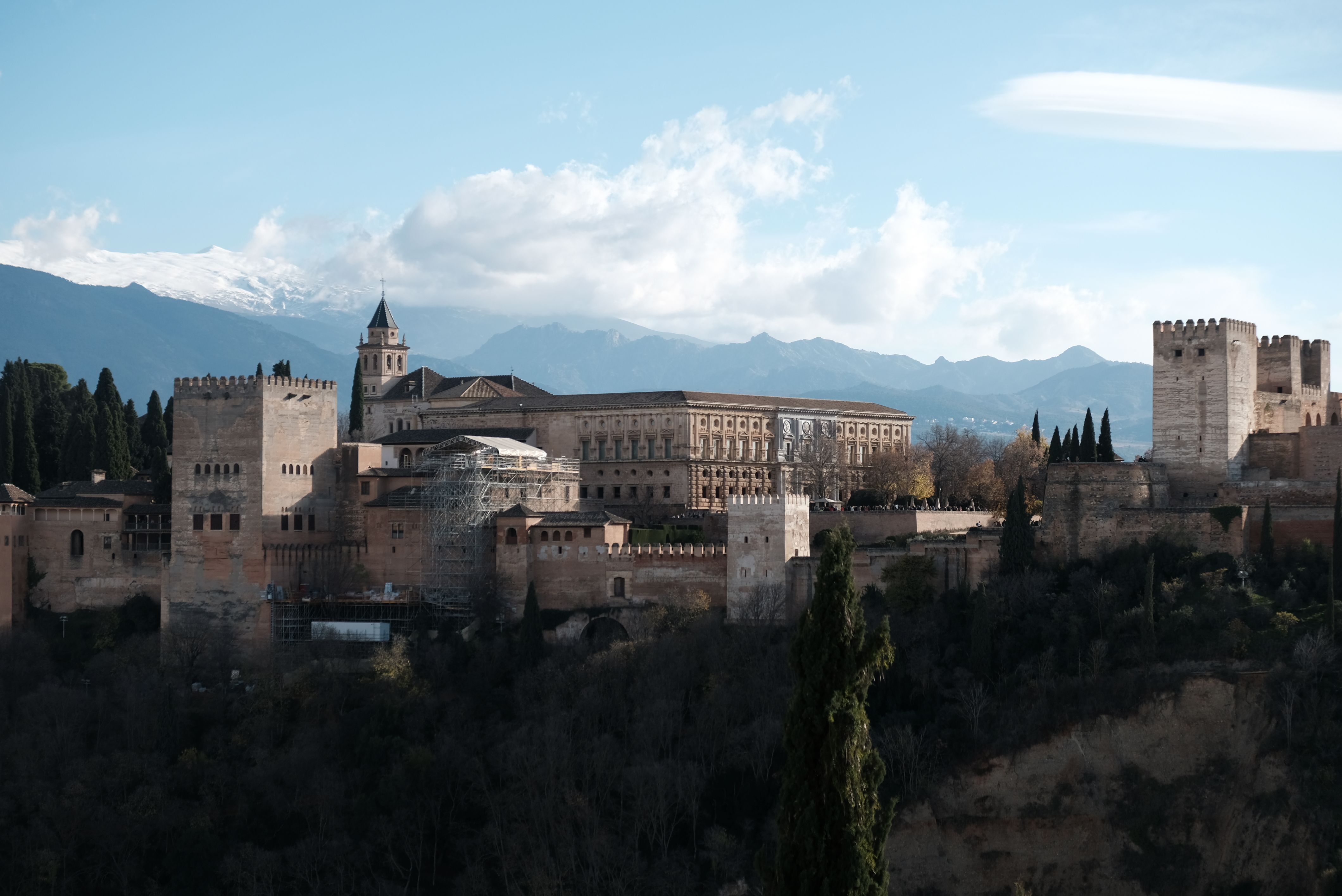Scenic Alhambra Palace in Granada with Mountains · Free Stock Photo