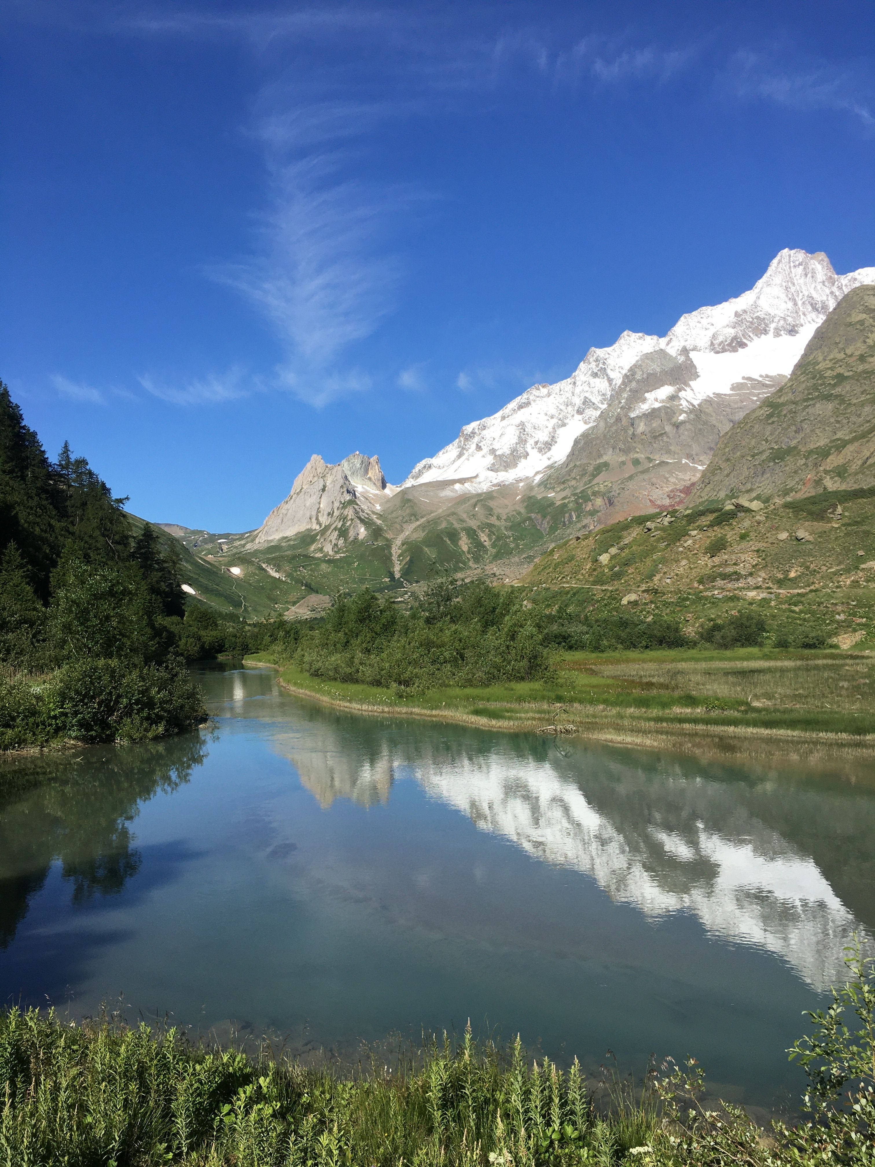 Stunning Alpine Landscape with Mountain Reflection · Free Stock Photo