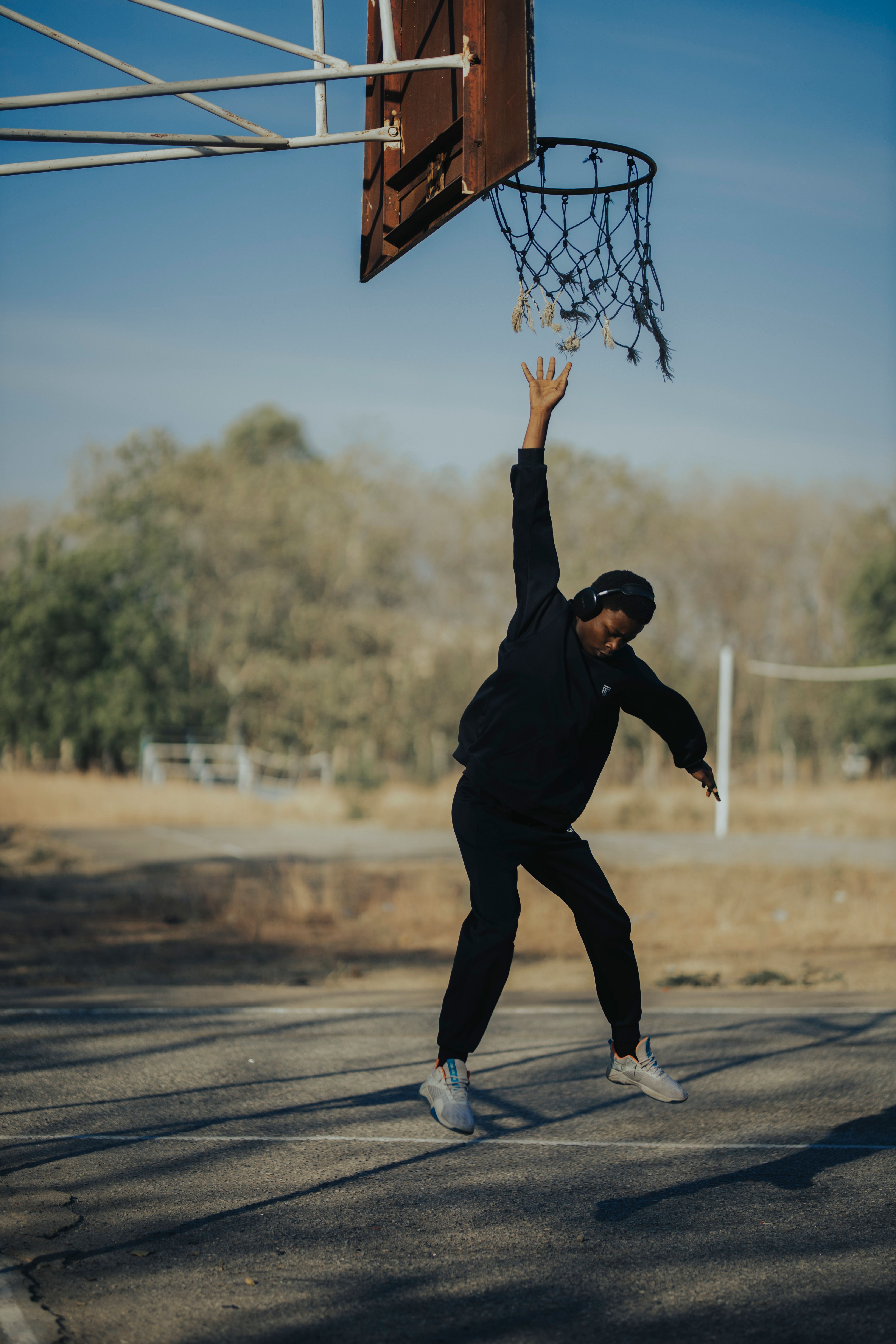 Outdoor Basketball Athlete Reaching for Hoop · Free Stock Photo