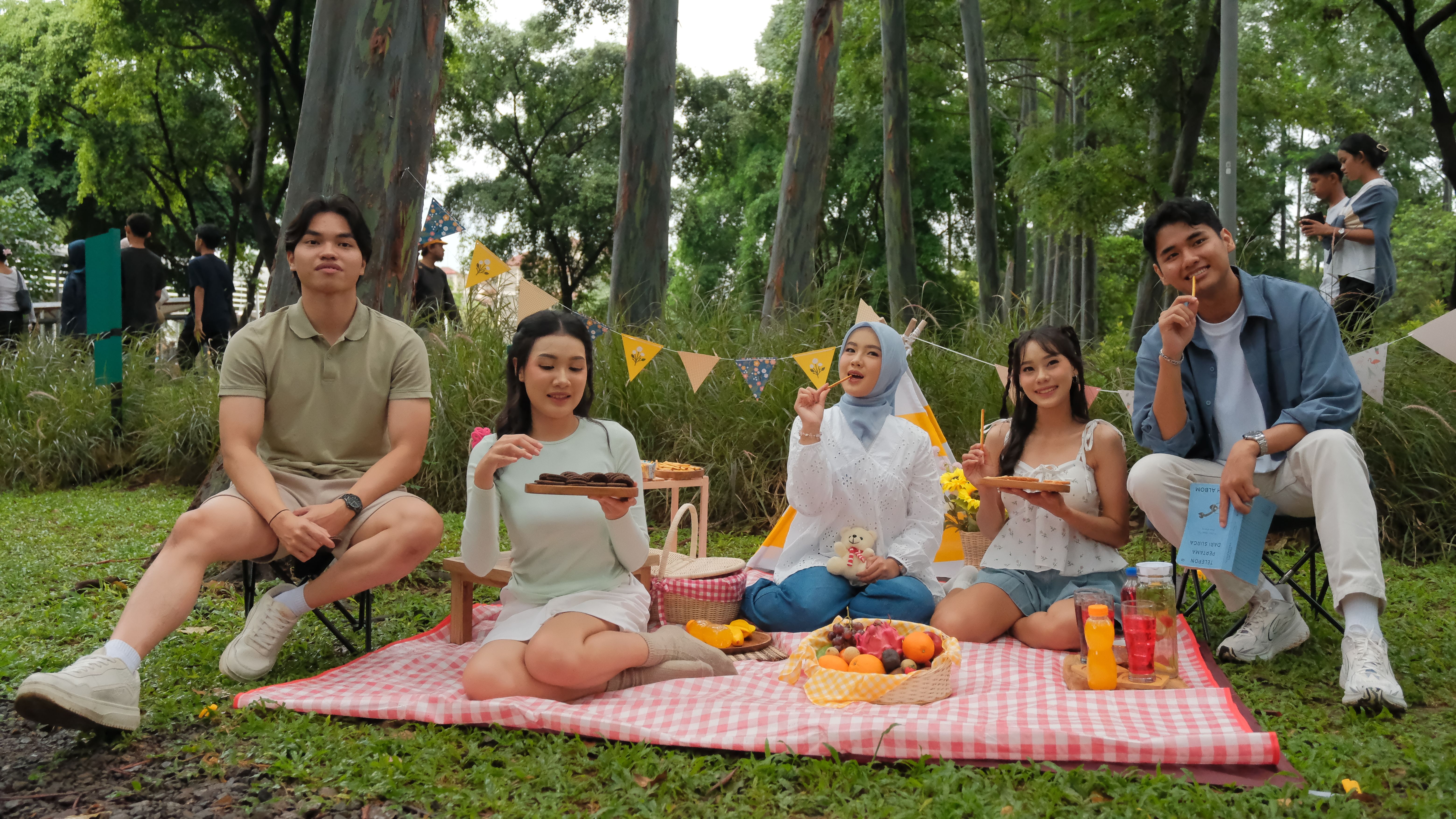 Group Enjoying a Picnic in Urban Park Jakarta · Free Stock Photo